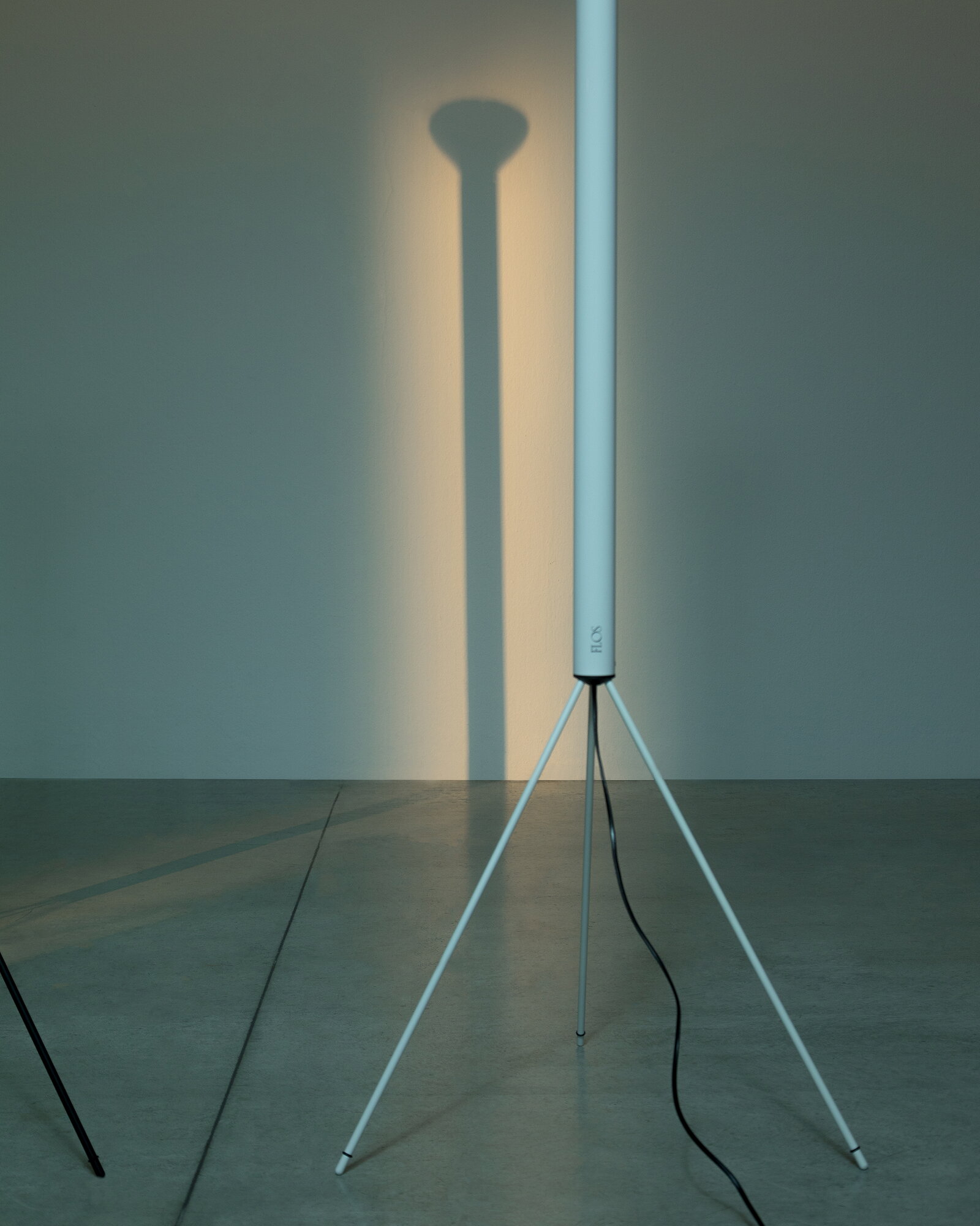 Flos Luminator floor lamp, dimmable, blue | Finnish Design Shop