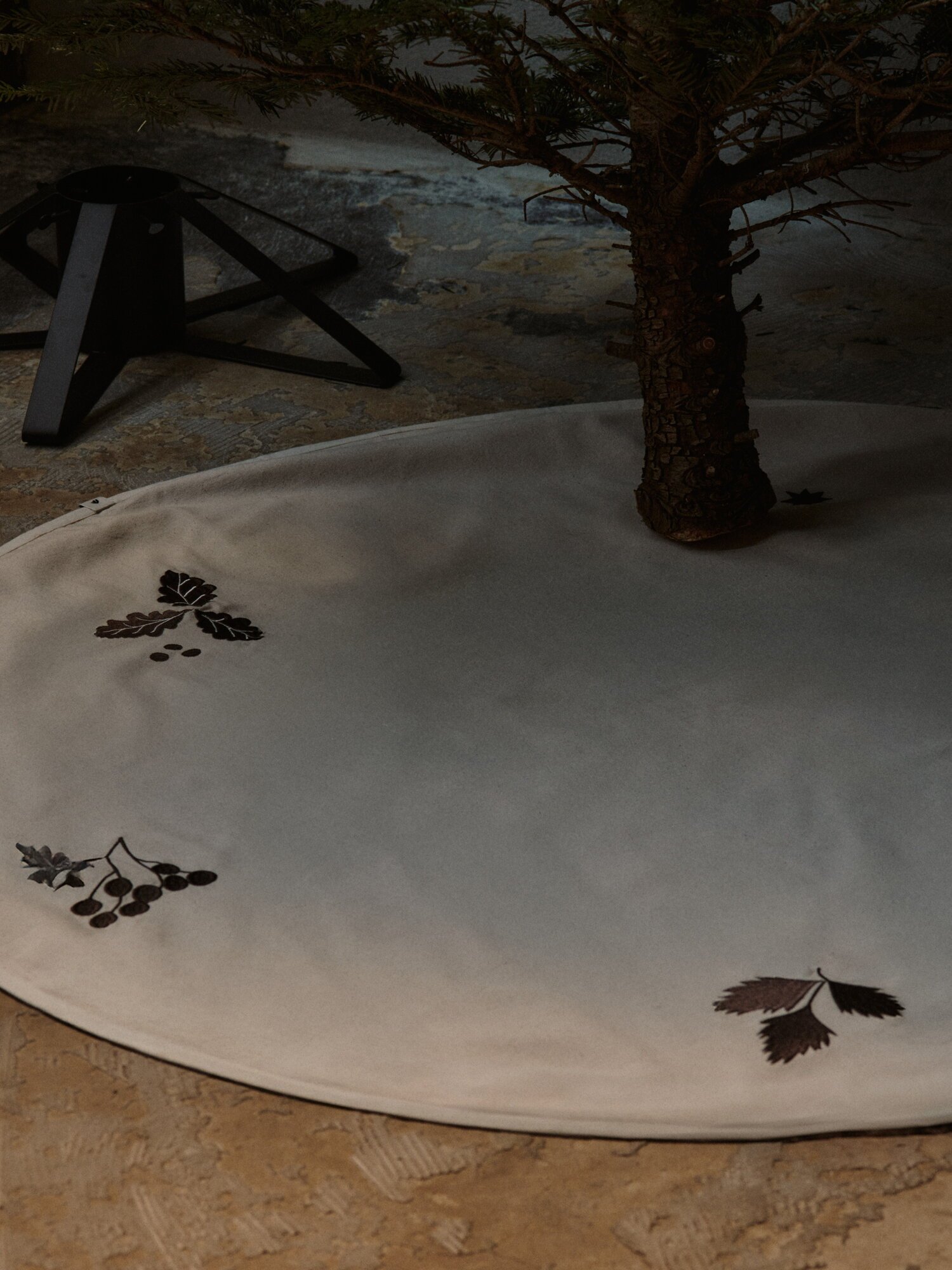 Ferm Living Oak Christmas tree blanket, round, natural | Finnish Design ...