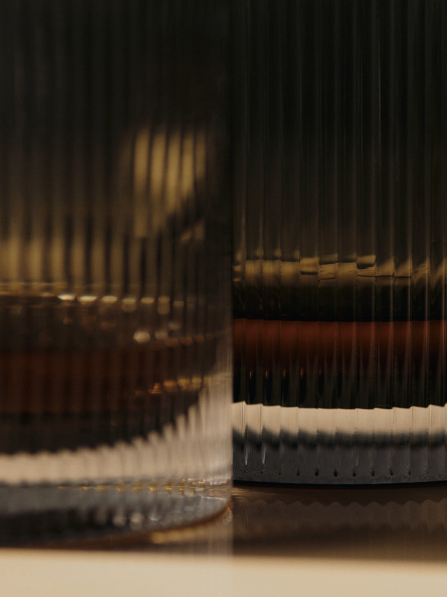 Ferm Living Bicchieri tumbler Ripple, 2 pz, grigio fumé | Finnish ...