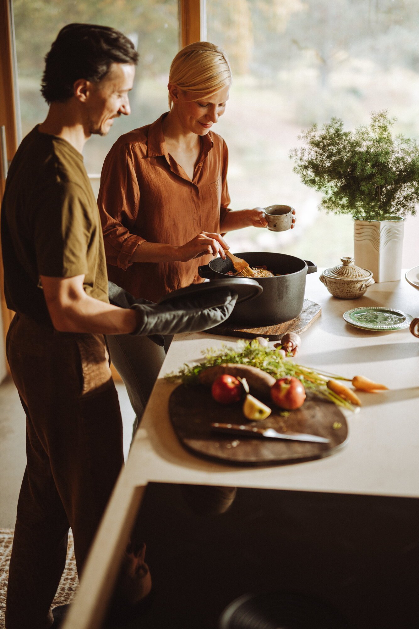 Fiskars Folken pata kannella, 6L, musta | Finnish Design Shop