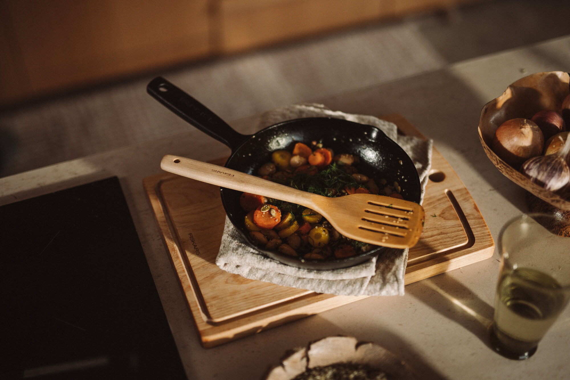 Fiskars Folken spatula with grooves | Finnish Design Shop