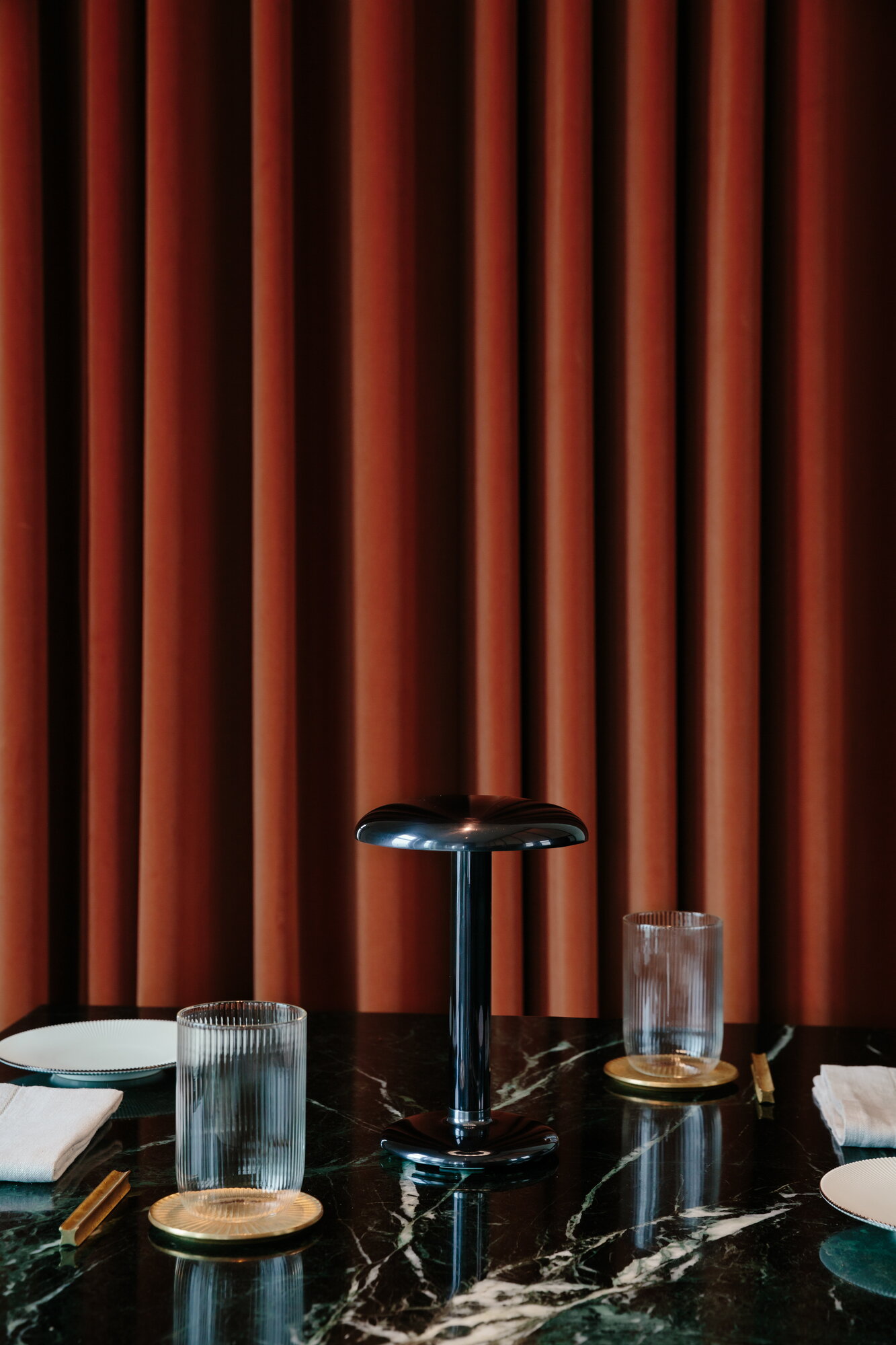 Flos Gustave pöytävalaisin, musta | Finnish Design Shop