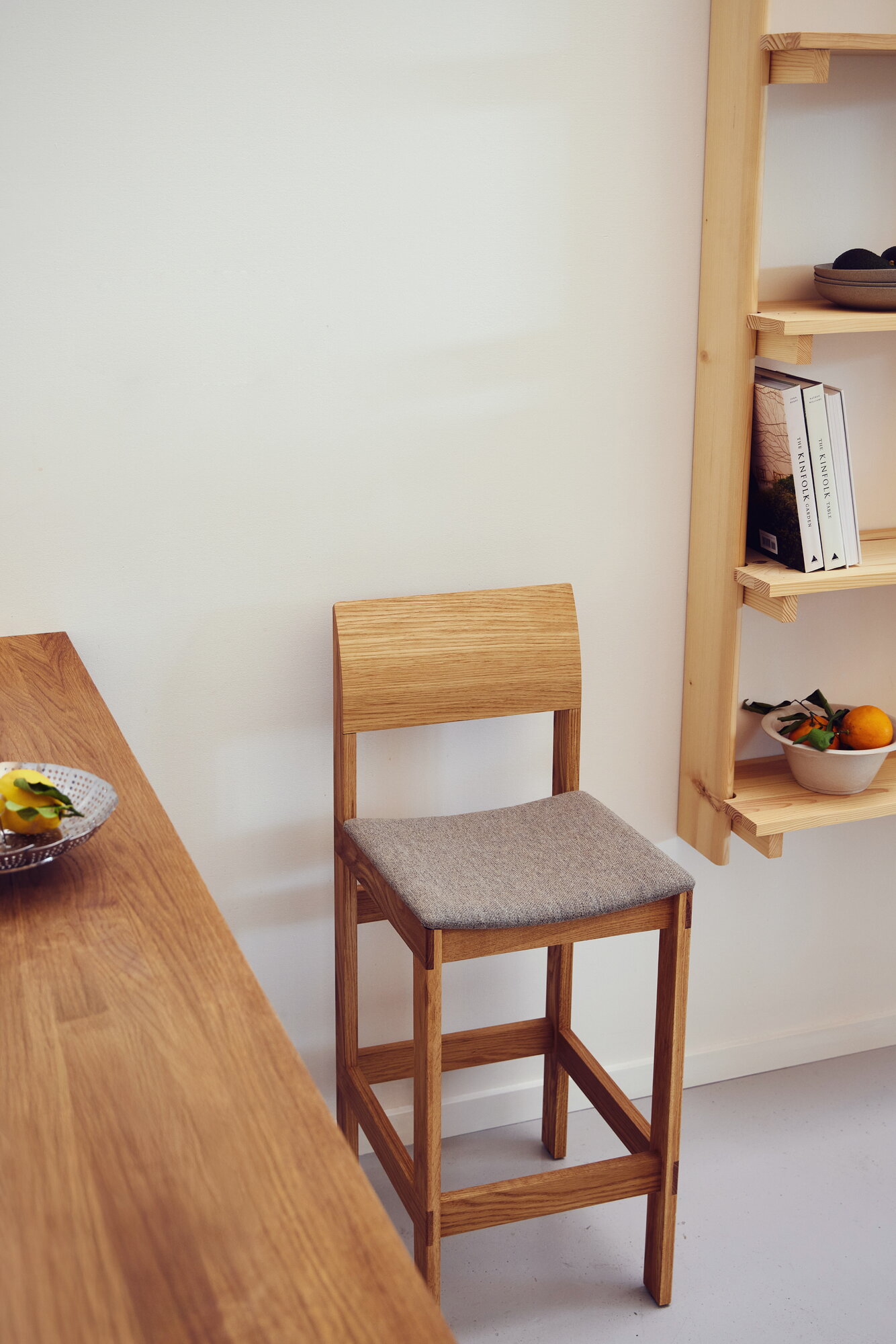 Form & Refine Sonder bar chair, 65 cm, oiled oak - Hallingdal 0227 ...