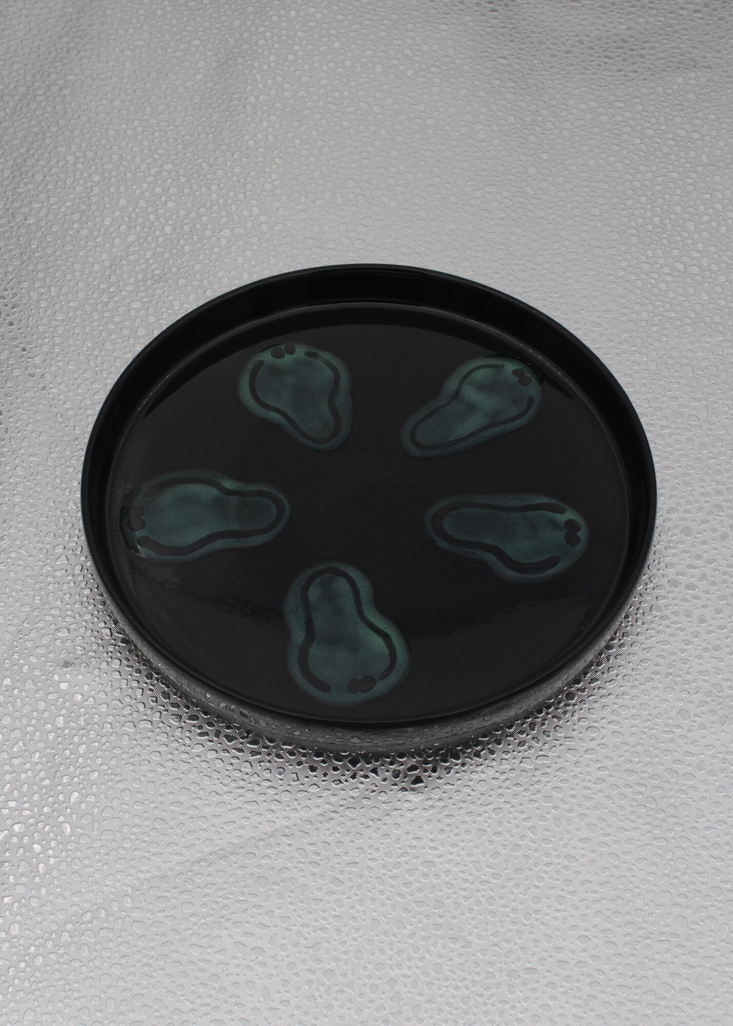 Frizbee Ceramics Baby plate, KOTA black | Finnish Design Shop