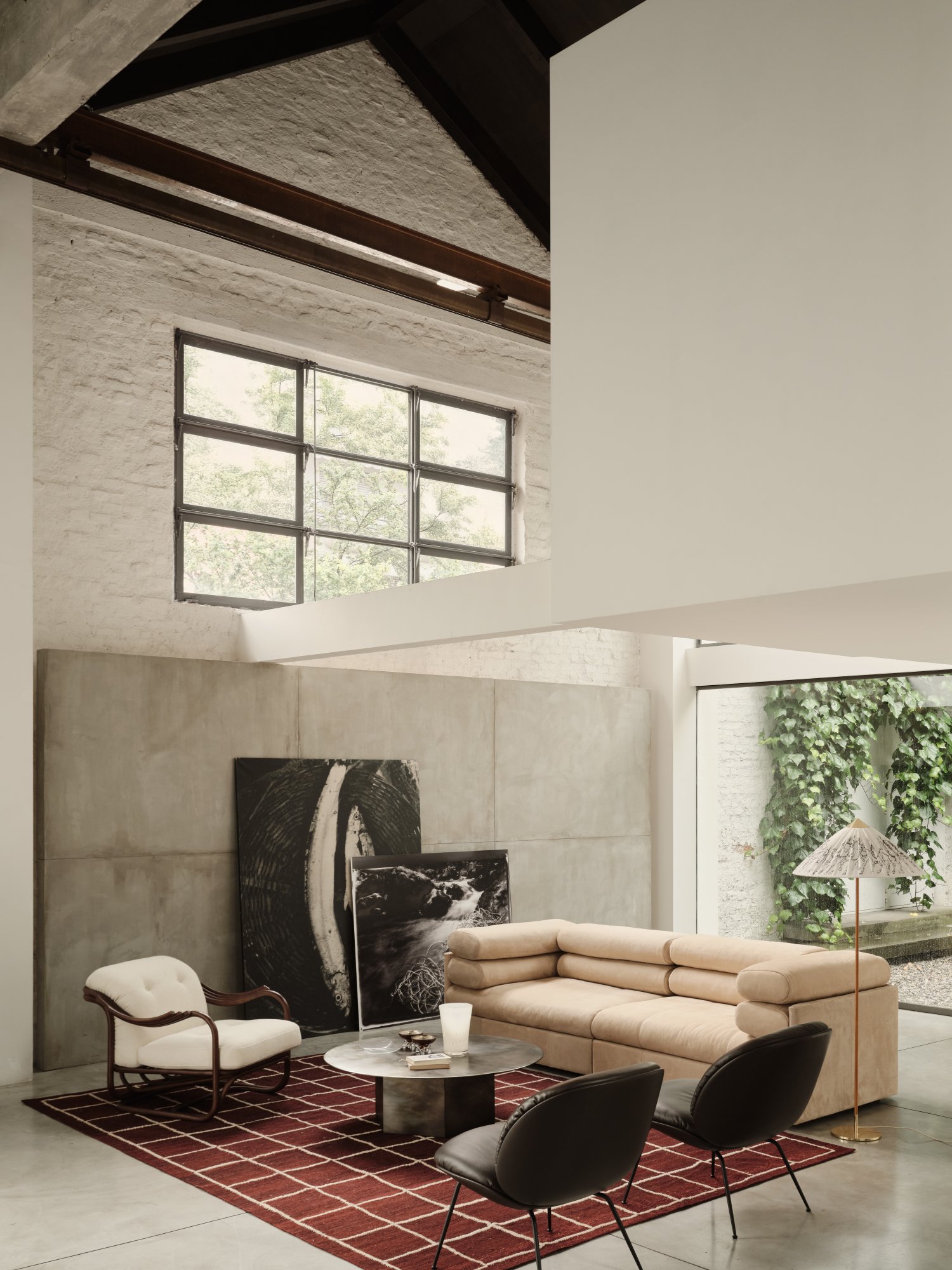 GUBI Beetle Soft lounge chair, conic matt black - Smooth Coffee leather ...
