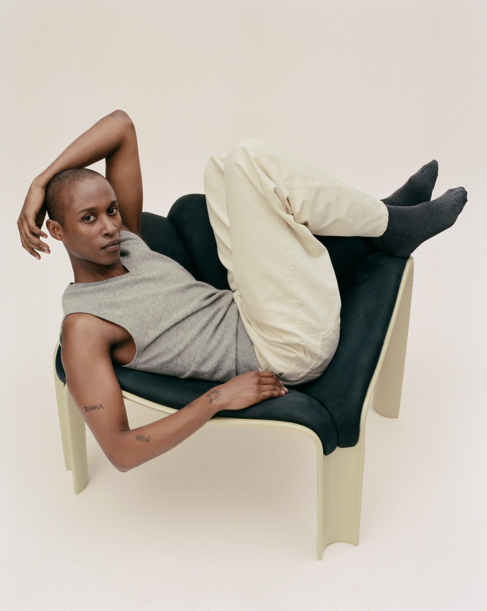 GUBI F300 lounge chair, pastel green - Dunes black leather | Finnish ...