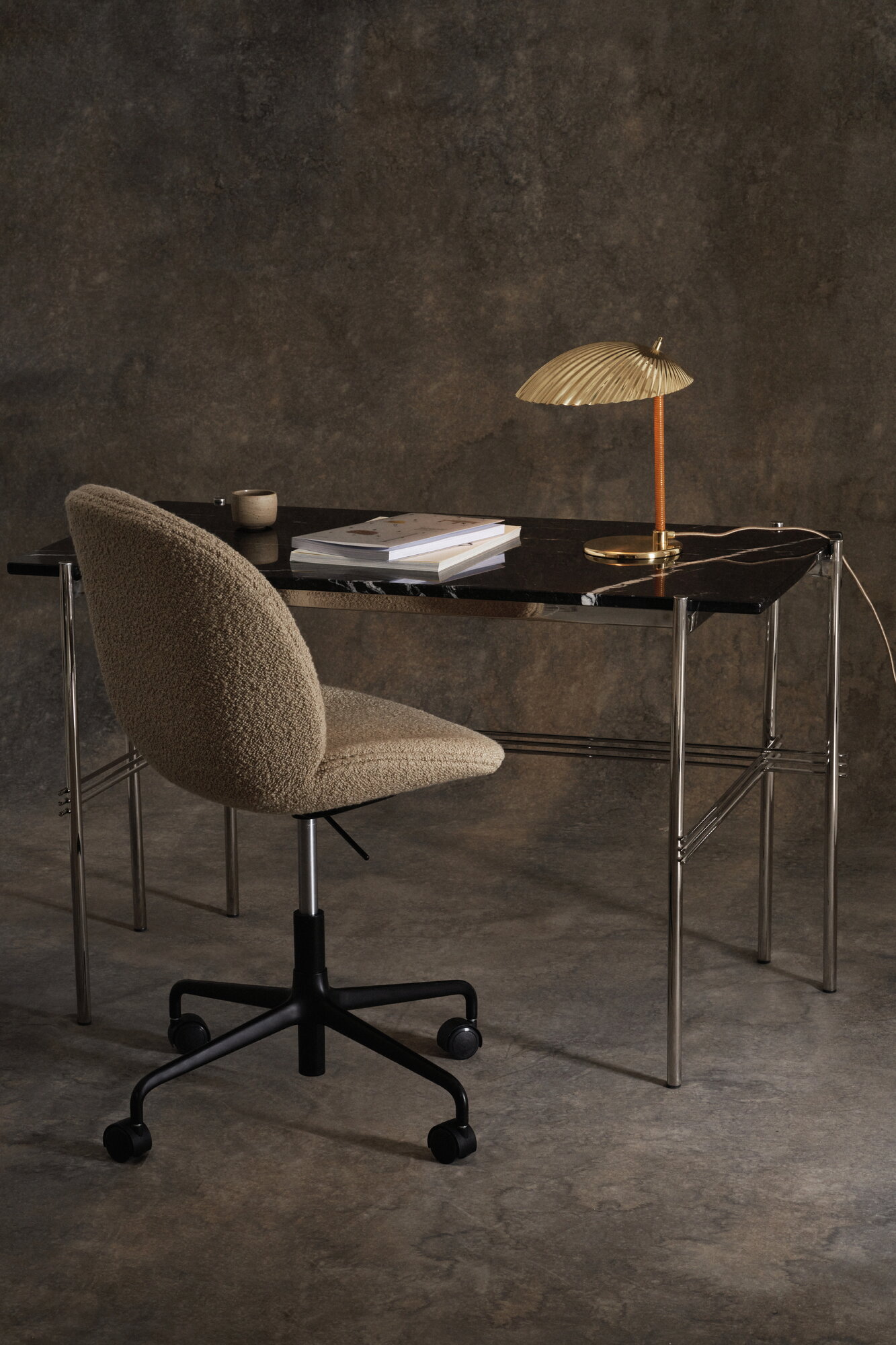 GUBI Beetle meeting chair w/ castors, height-adjust., Karakorum 003 ...