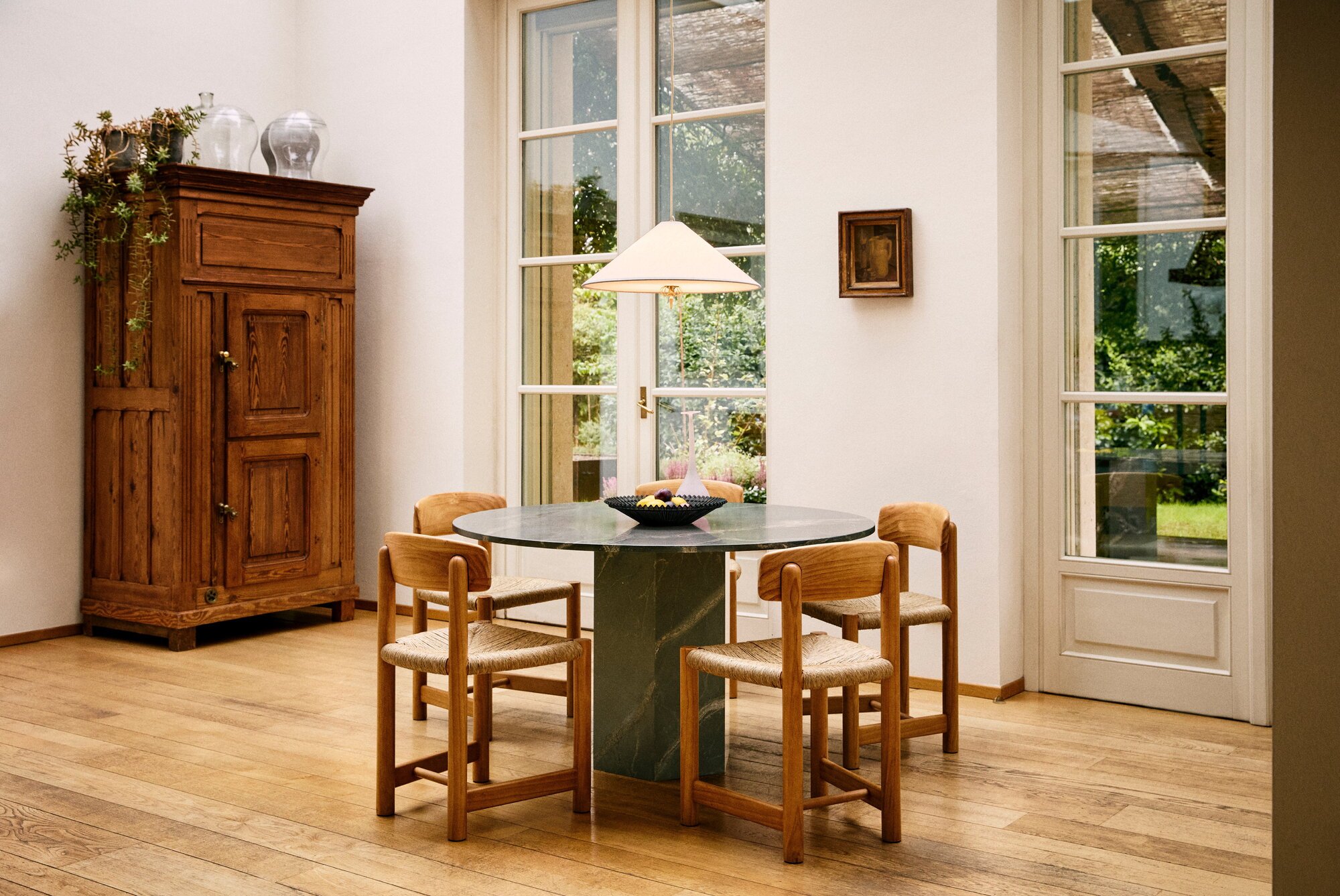 GUBI Epic Outdoor dining table, round 130 cm, botanic green quartzite ...