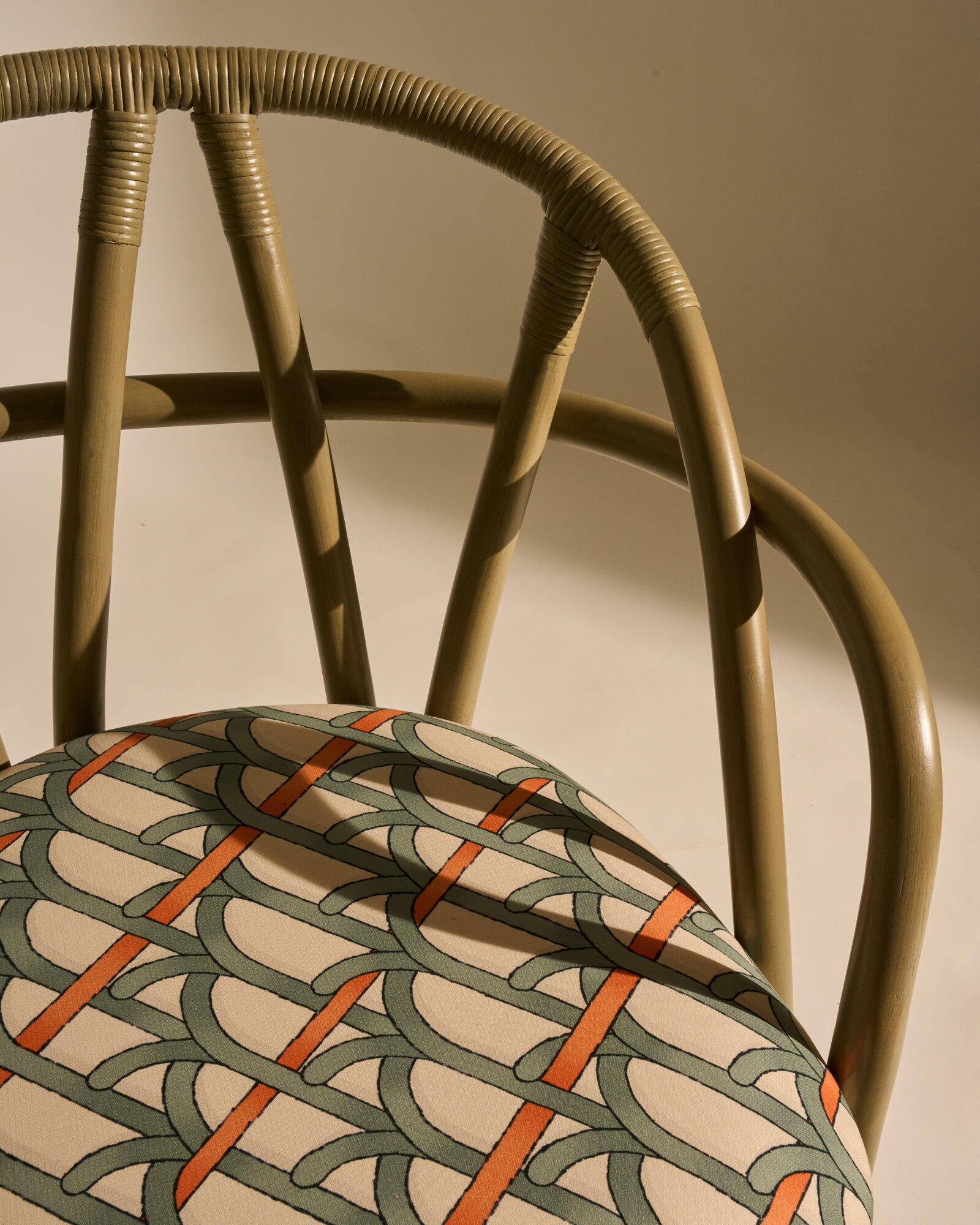 GUBI Bistra käsinojallinen tuoli, oliivi rottinki - Reales Pattern 001 ...