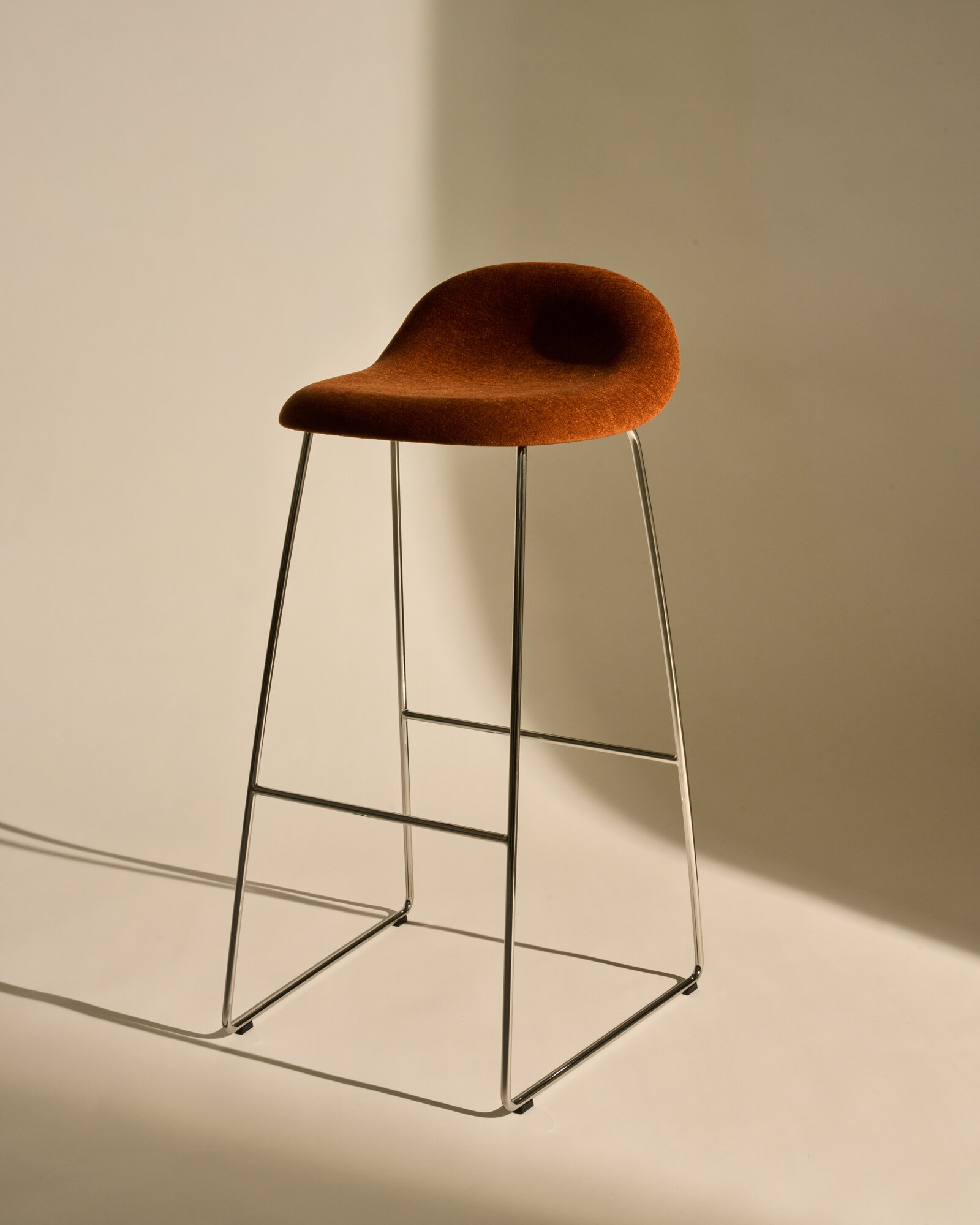 GUBI 3D bar stool, 75 cm, sledge base, stainless steel - Dedar Belsuede ...