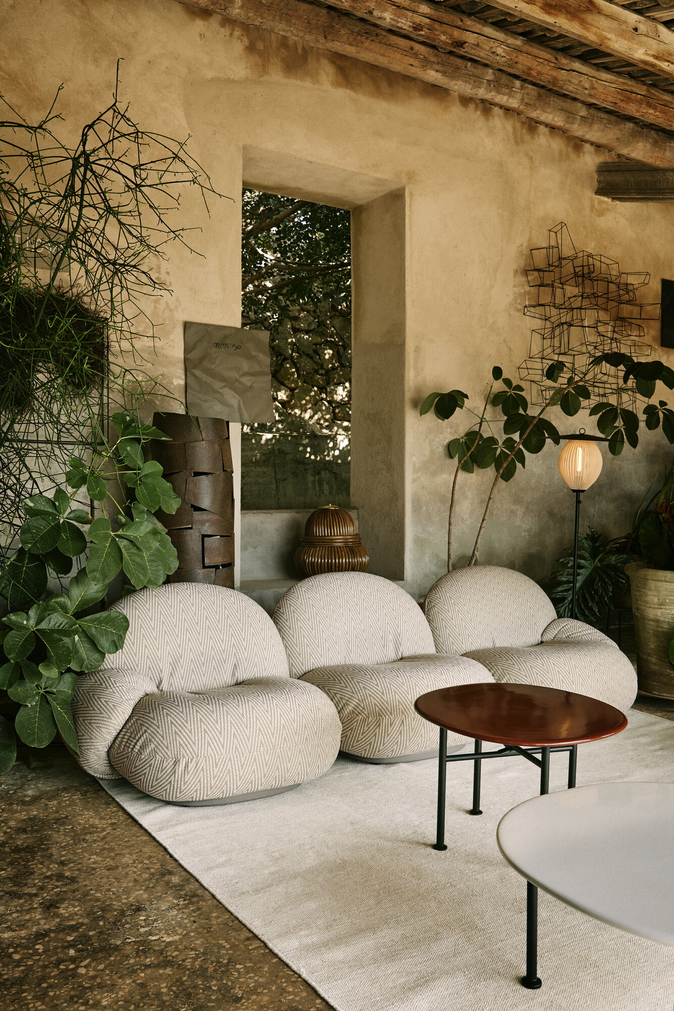 GUBI Carmel coffee table, 75 x 75 cm, black - clam white | Finnish ...