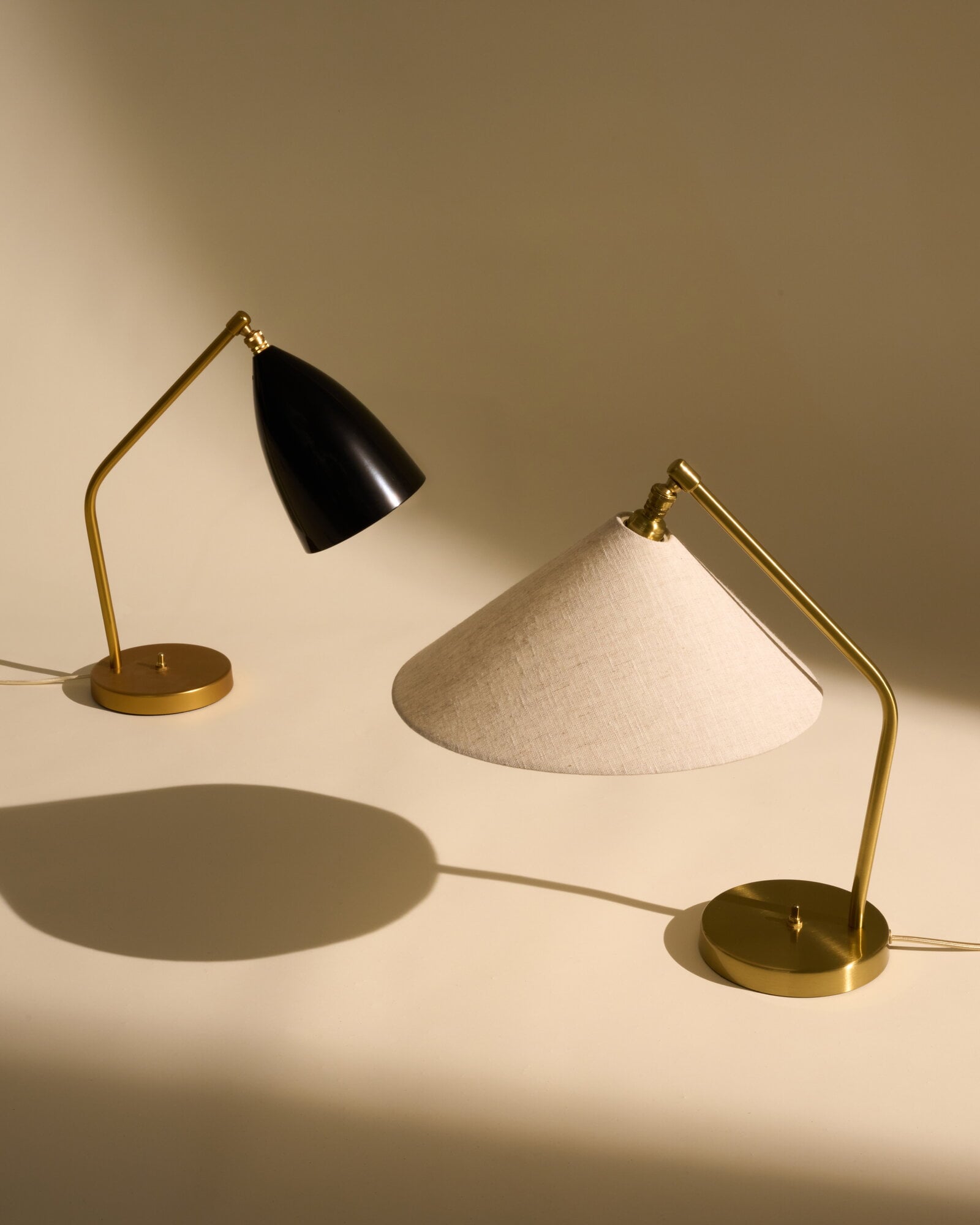 GUBI Gräshoppa table lamp, brass - canvas | Finnish Design Shop