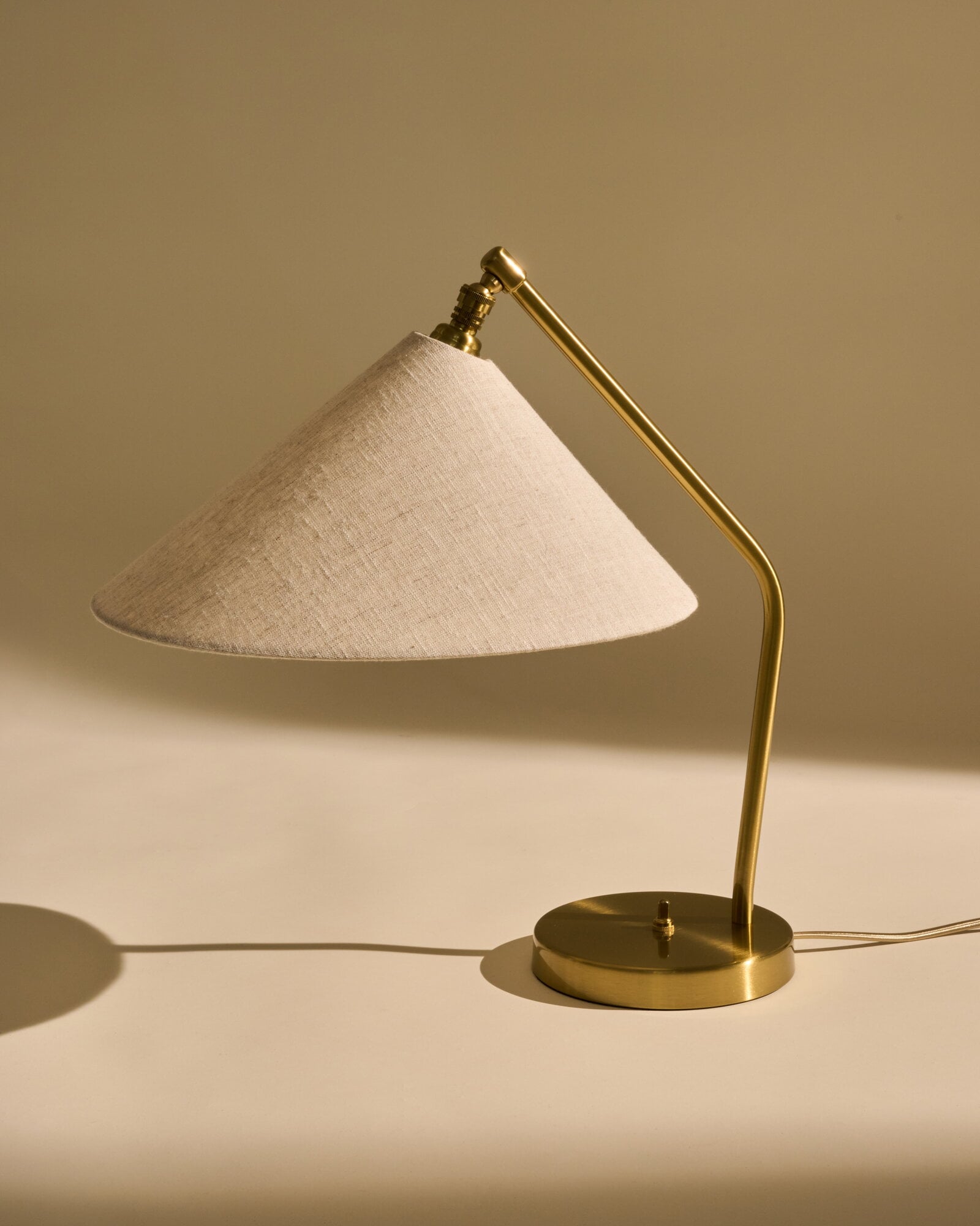 GUBI Gräshoppa table lamp, brass - canvas | Finnish Design Shop