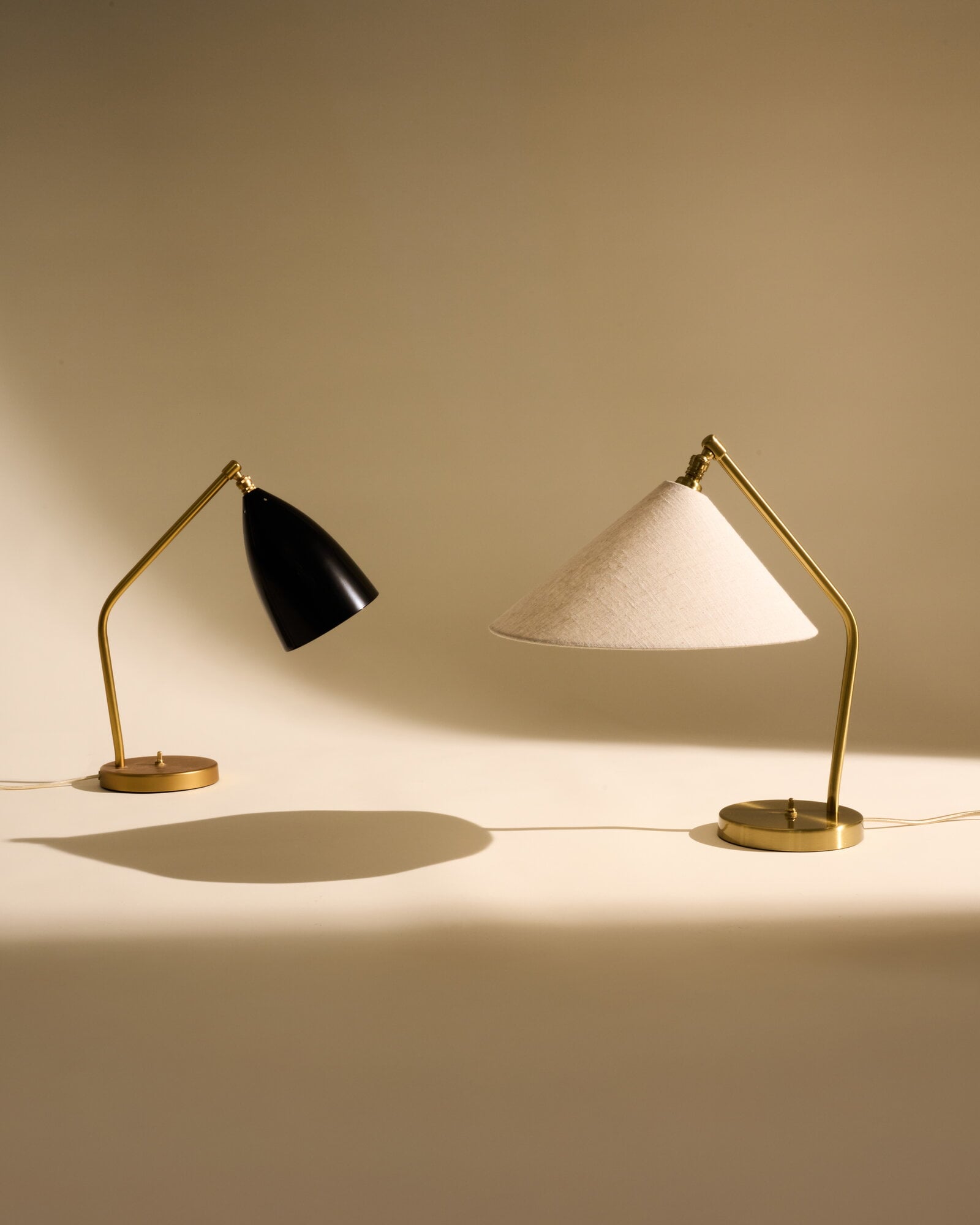 GUBI Gräshoppa table lamp, brass - canvas | Finnish Design Shop