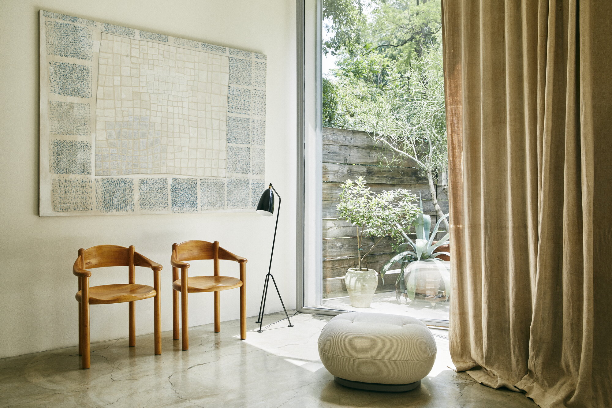 GUBI Gräshoppa floor lamp, black, glossy | Finnish Design Shop