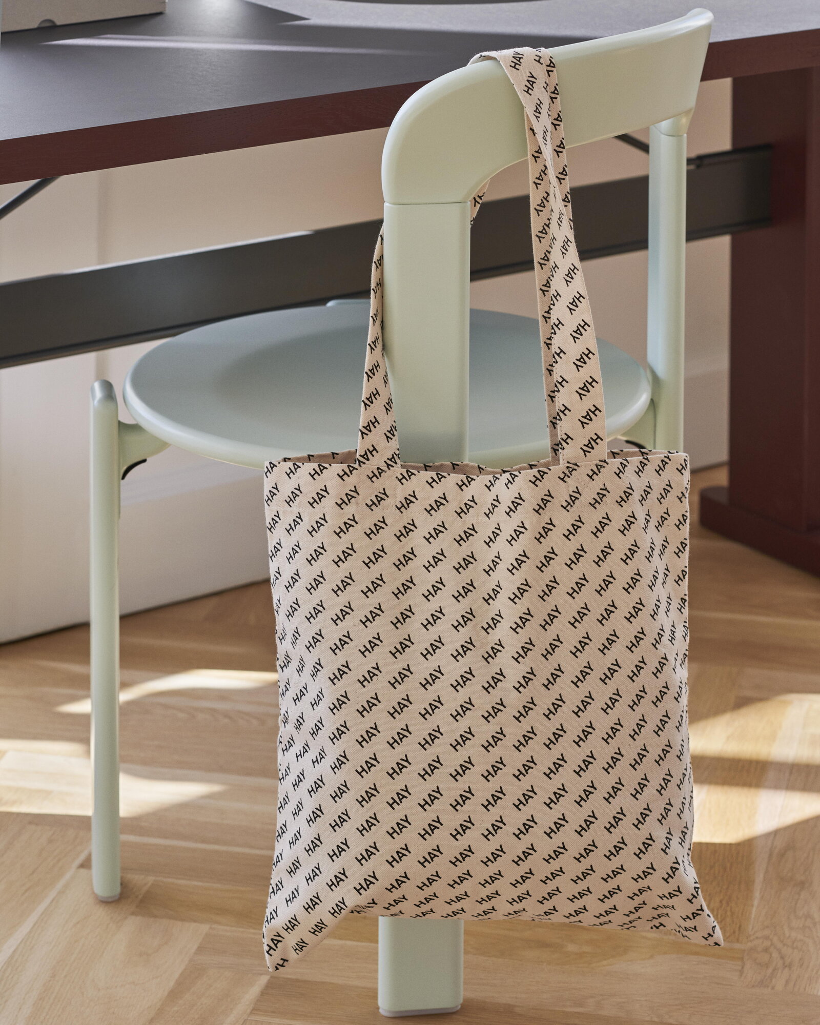 HAY Logo kassi, musta | Finnish Design Shop