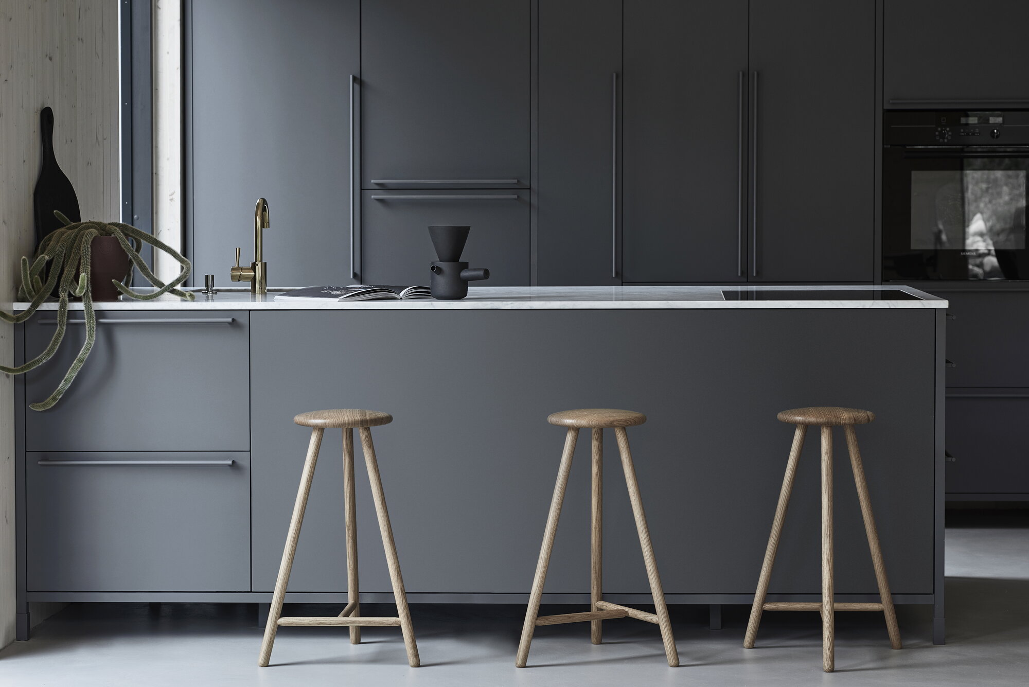 Nikari Perch bar stool 63 cm, oak | Finnish Design Shop