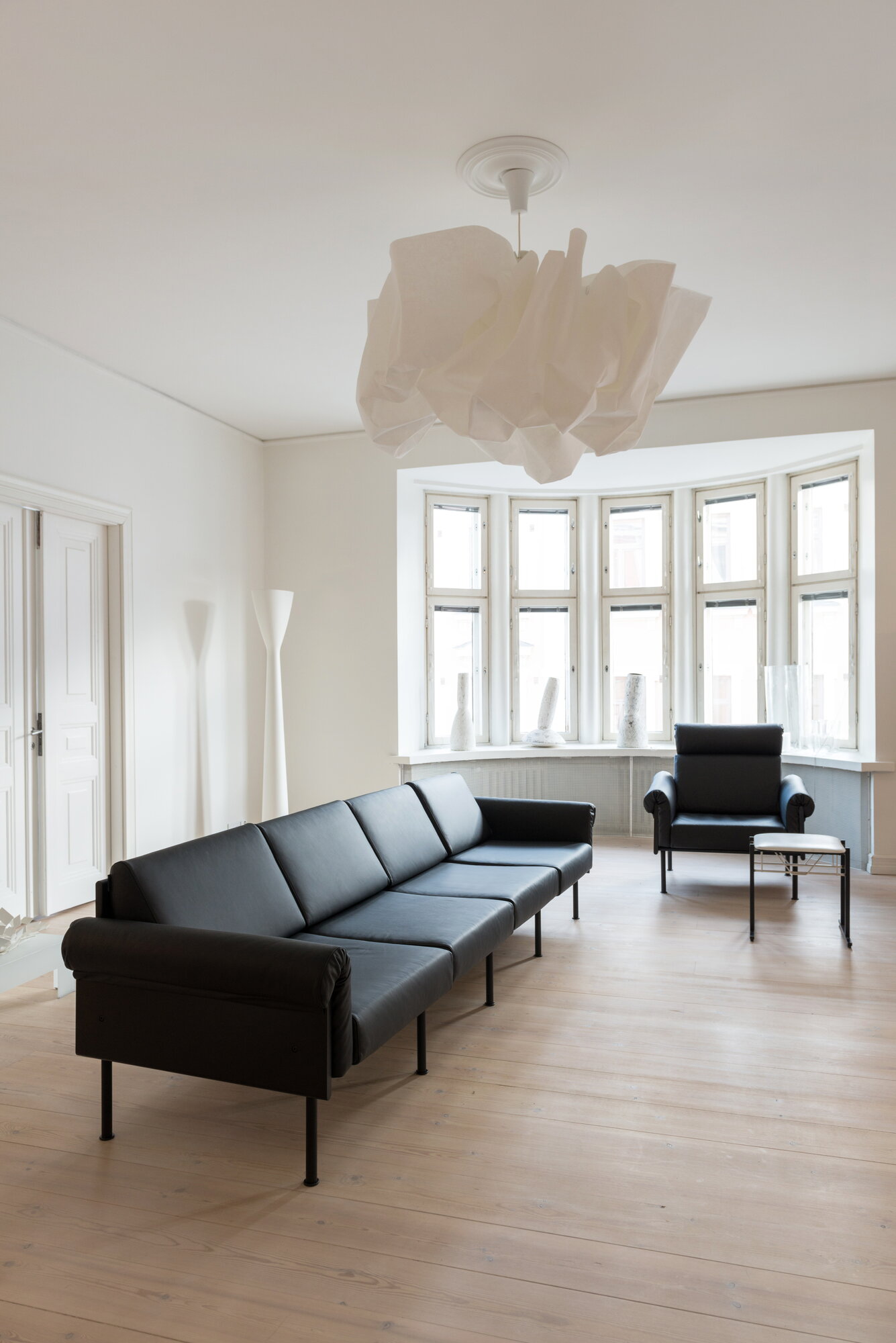 Yrjö Kukkapuro Ateljee lounge chair, black - black leather | Finnish ...