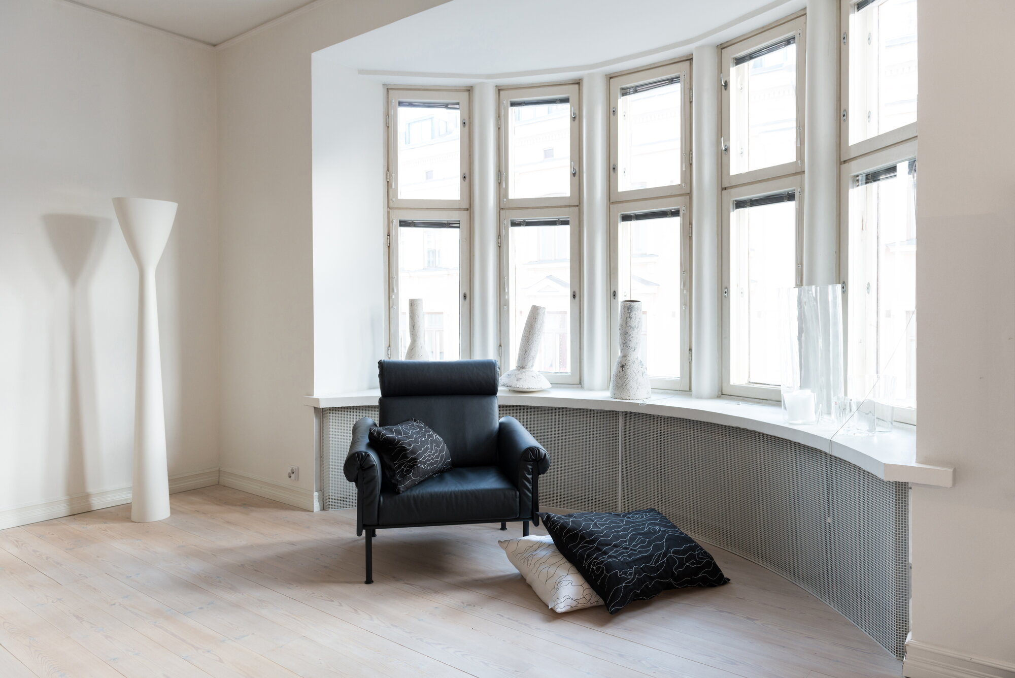 Yrjö Kukkapuro Ateljee lounge chair, black - black leather | Finnish ...
