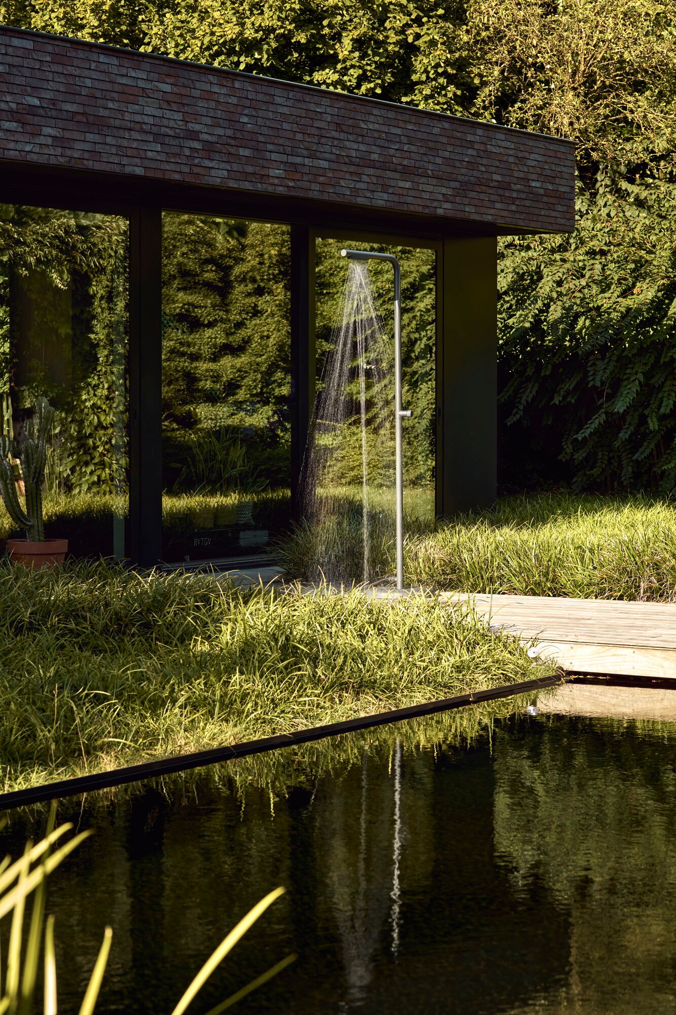 ZEE Levantine outdoor shower, black | Finnish Design Shop