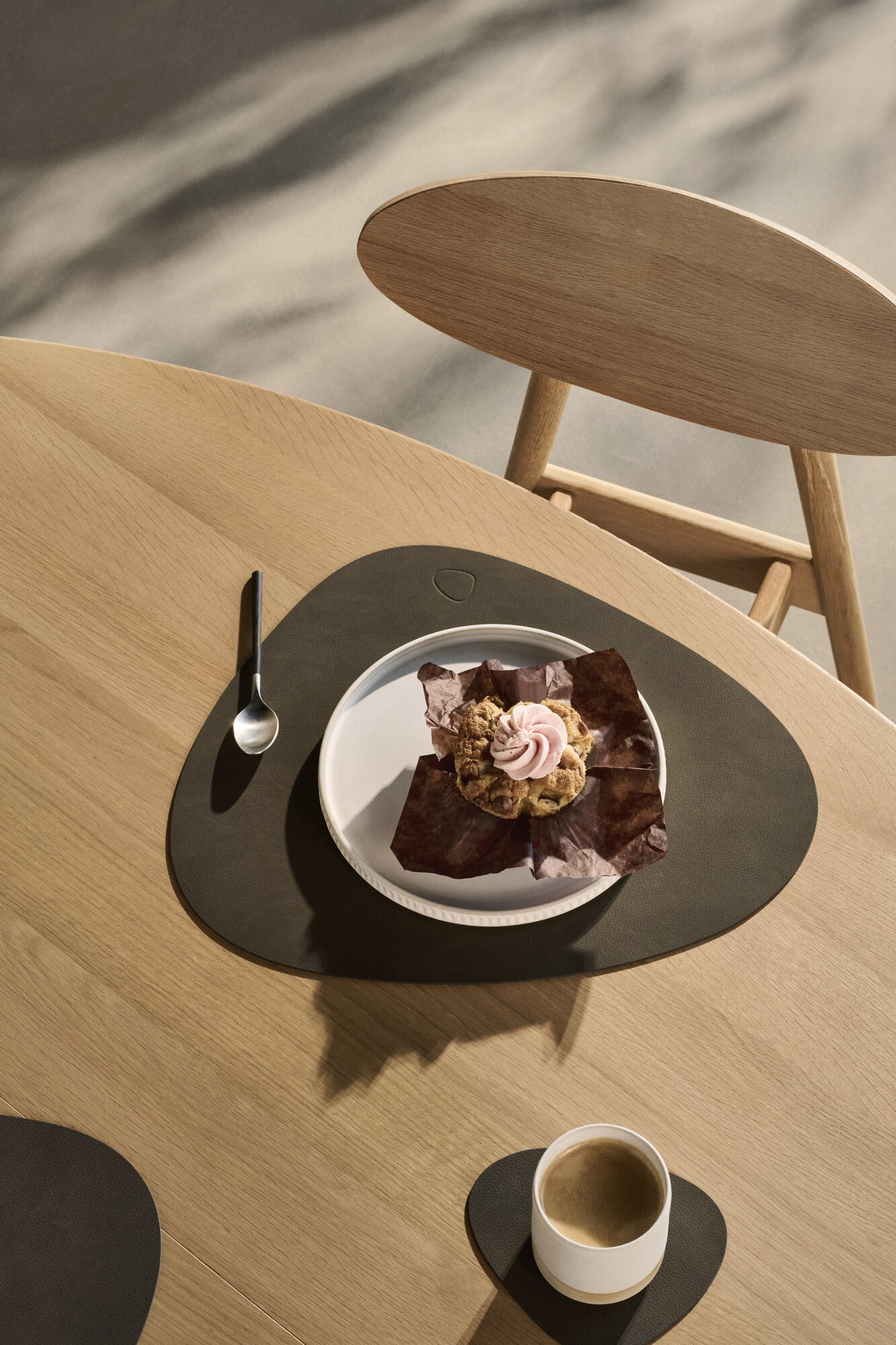 LIND DNA Curve table mat, 37 x 44 cm, caviar Nupo leather | Finnish ...