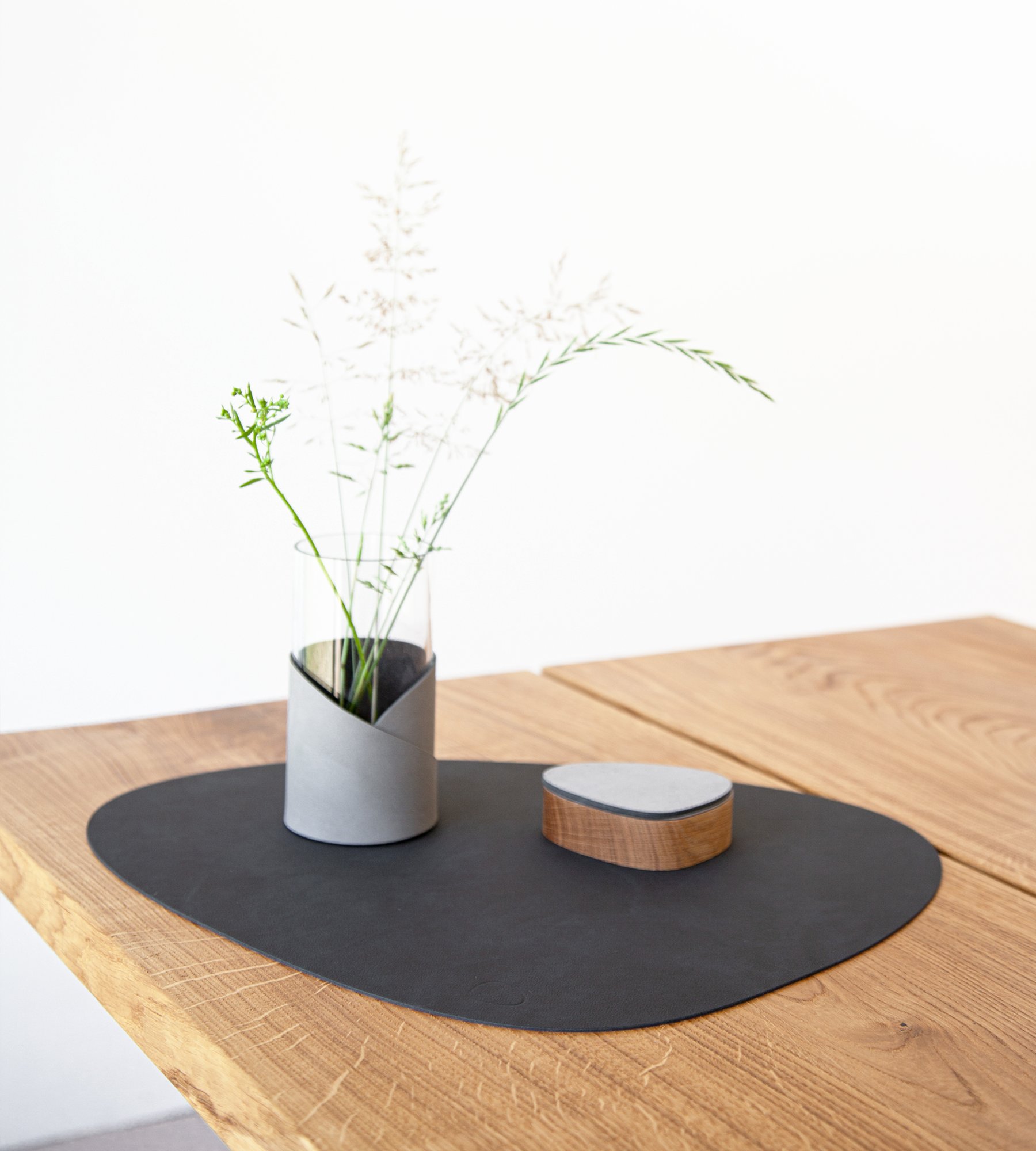 LIND DNA Curve table mat, 37 x 44 cm, black Nupo leather | Finnish ...