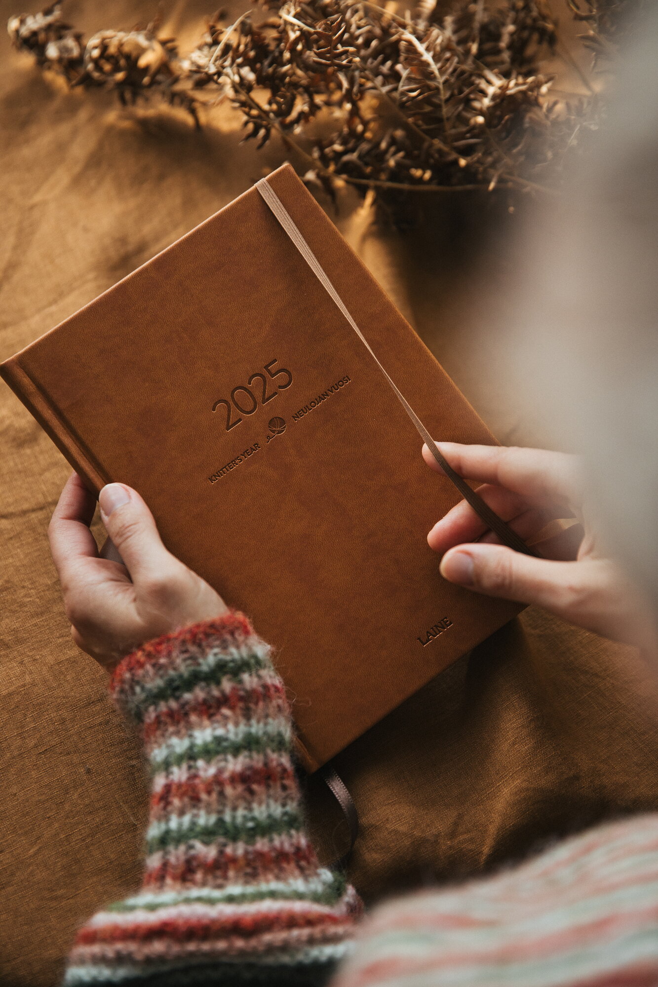 Laine Publishing Neulojan vuosi 2025 kalenteri | Finnish Design Shop