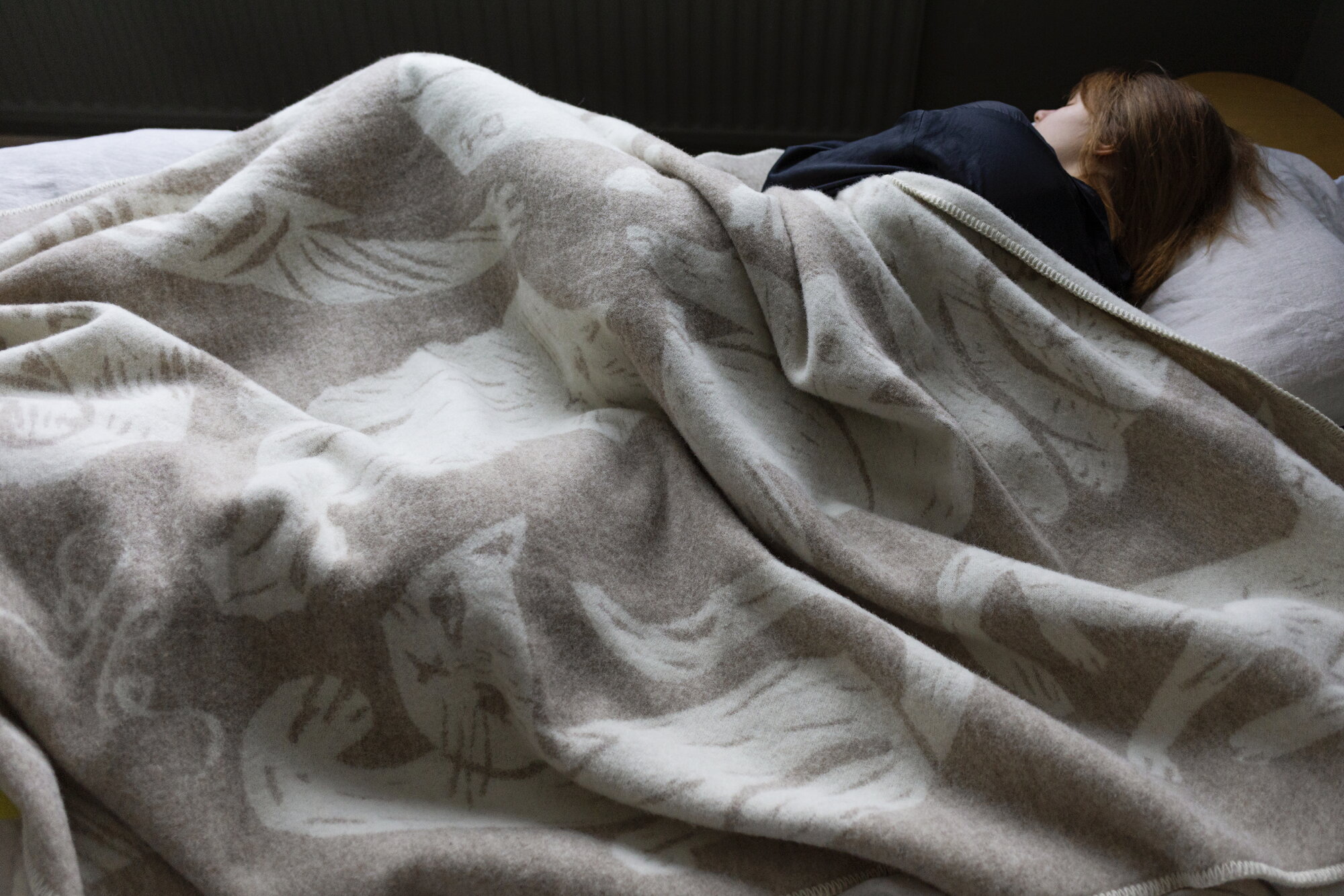 Lapuan Kankurit Kissanpäivät blanket, 90 x 130 cm, beige - white | Finnish Design Shop