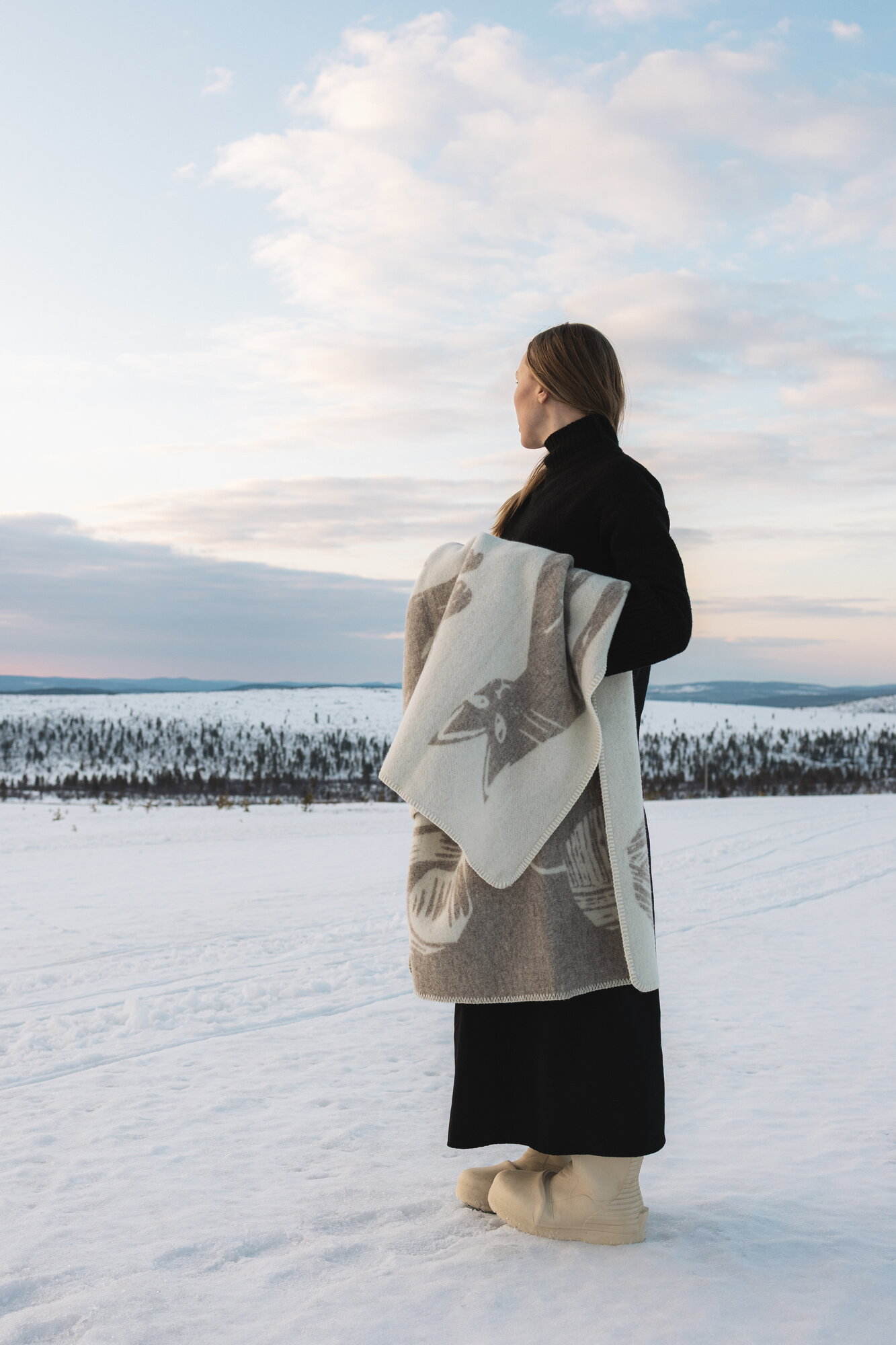 Lapuan Kankurit Kissanpäivät blanket, beige - white | Finnish Design Shop