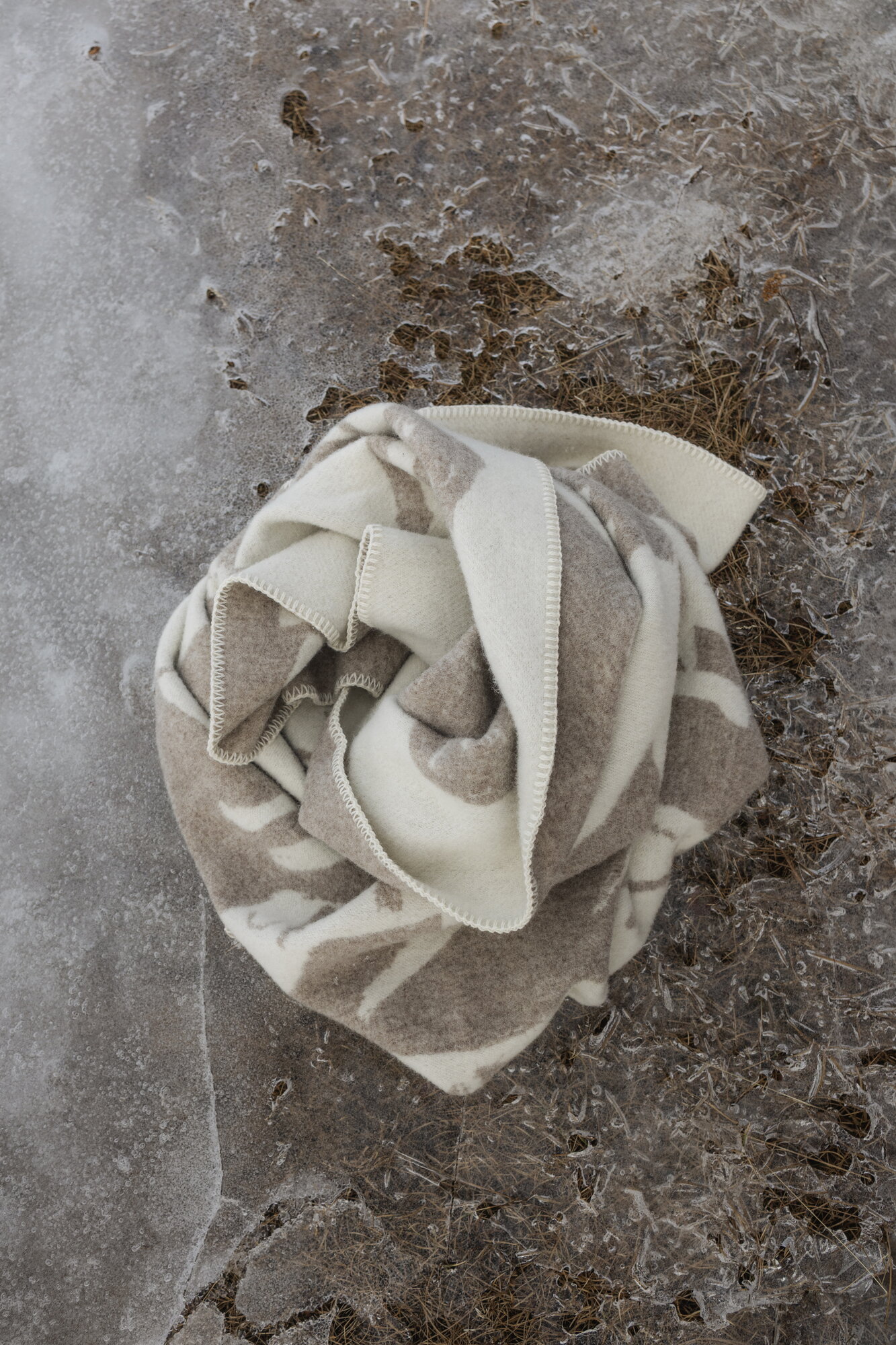 Lapuan Kankurit Koirapuisto blanket, 130 x 180 cm, beige - white | Finnish Design Shop NL