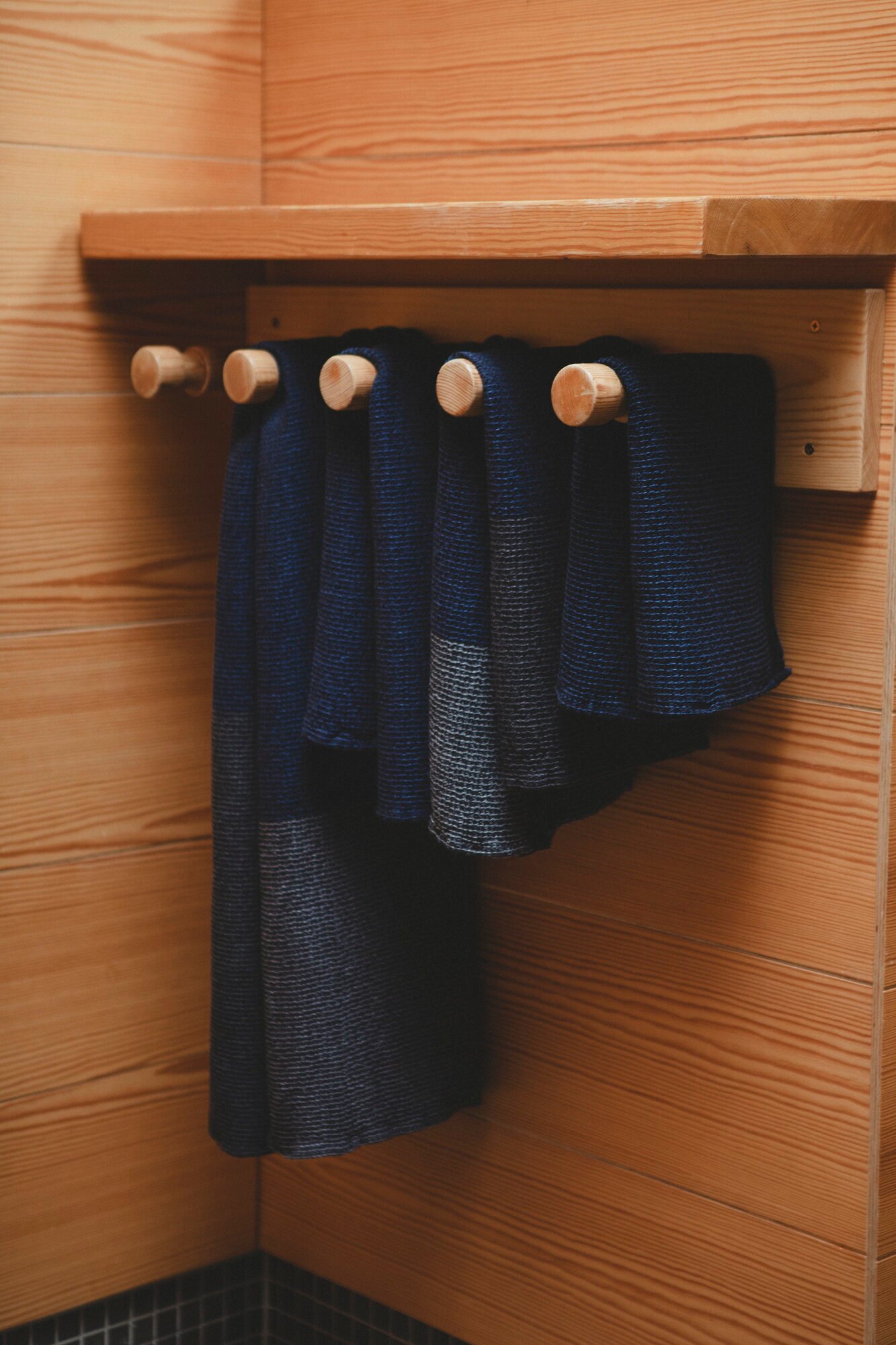 Lapuan Kankurit Terva hand towel, black - multi - blueberry | Finnish ...