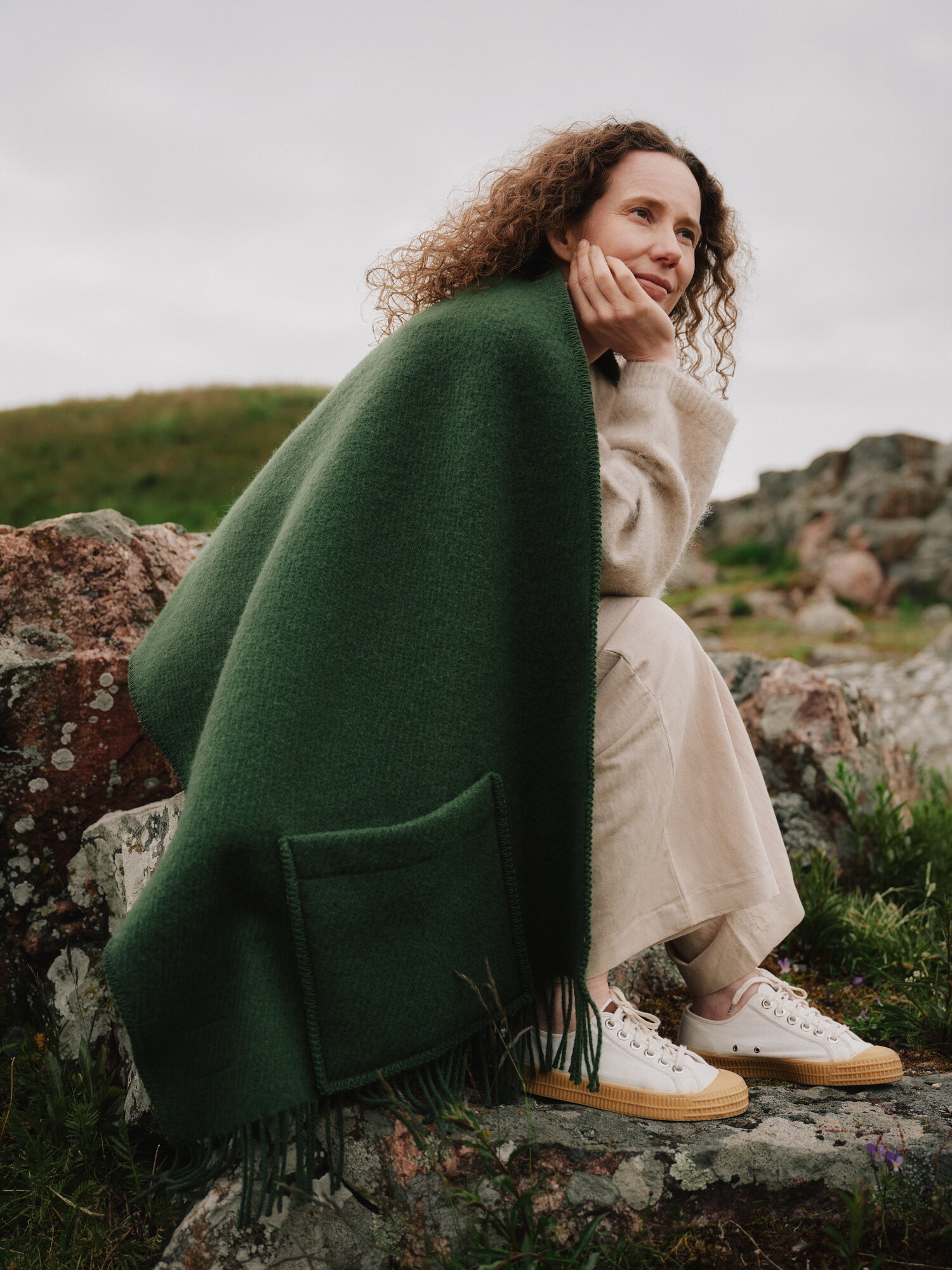 Lapuan Kankurit Uni pocket shawl, dark moss green | Finnish Design Shop IE