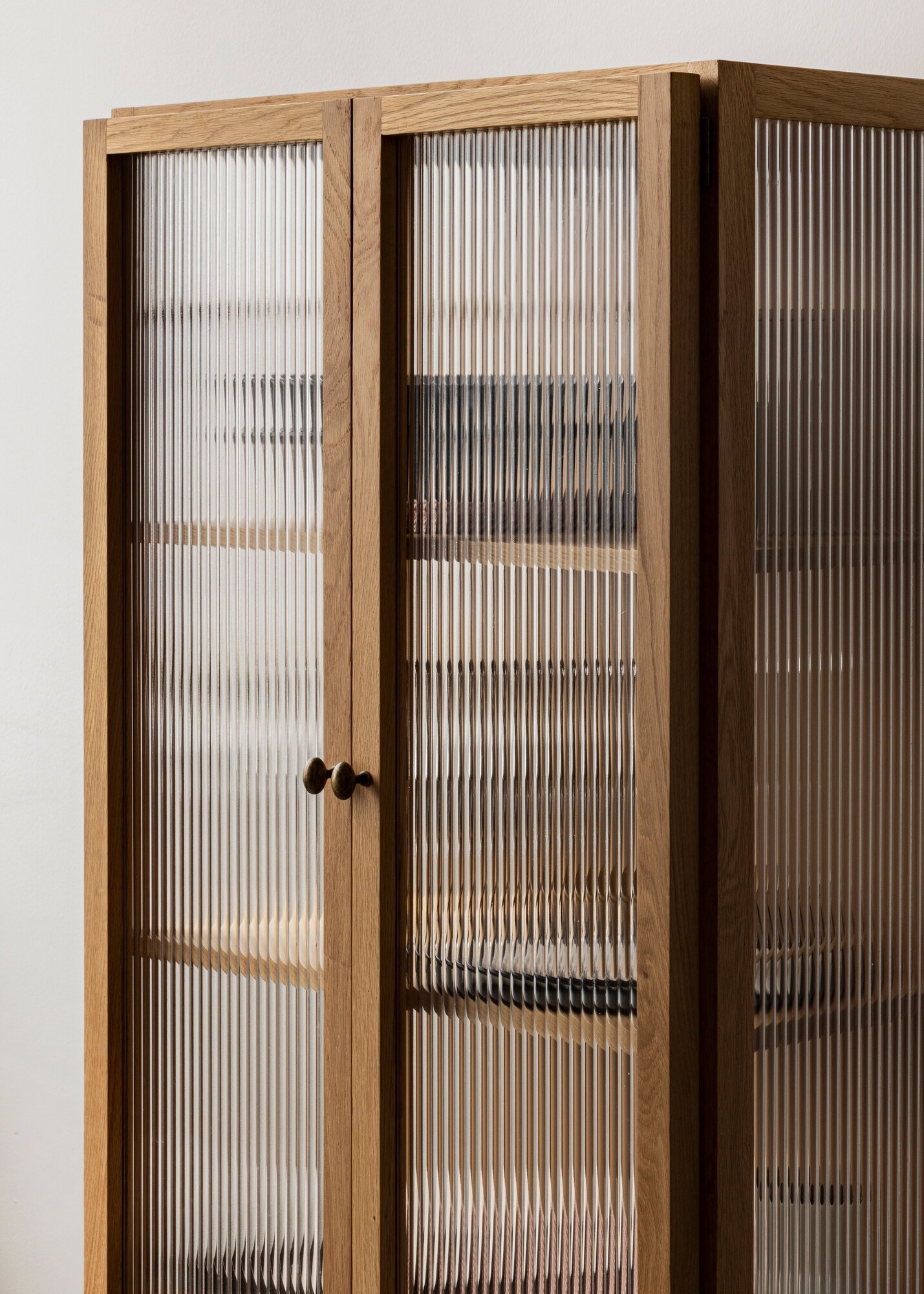 Audo Copenhagen Curiosity cabinet, low, oak - glass | Finnish Design Shop