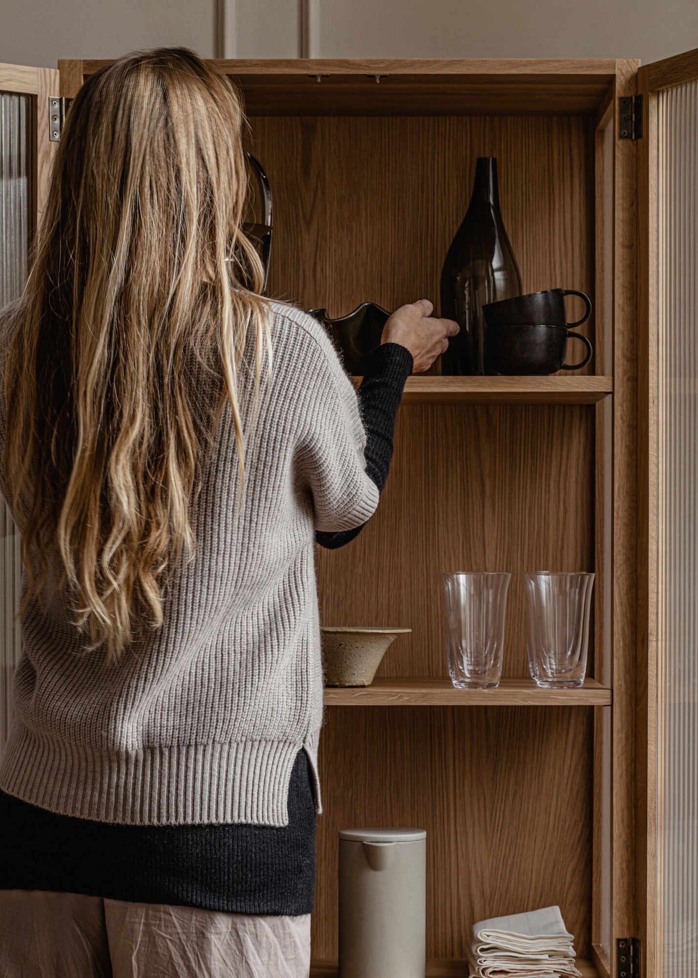 Audo Copenhagen Curiosity cabinet, low, oak - glass | Finnish Design Shop