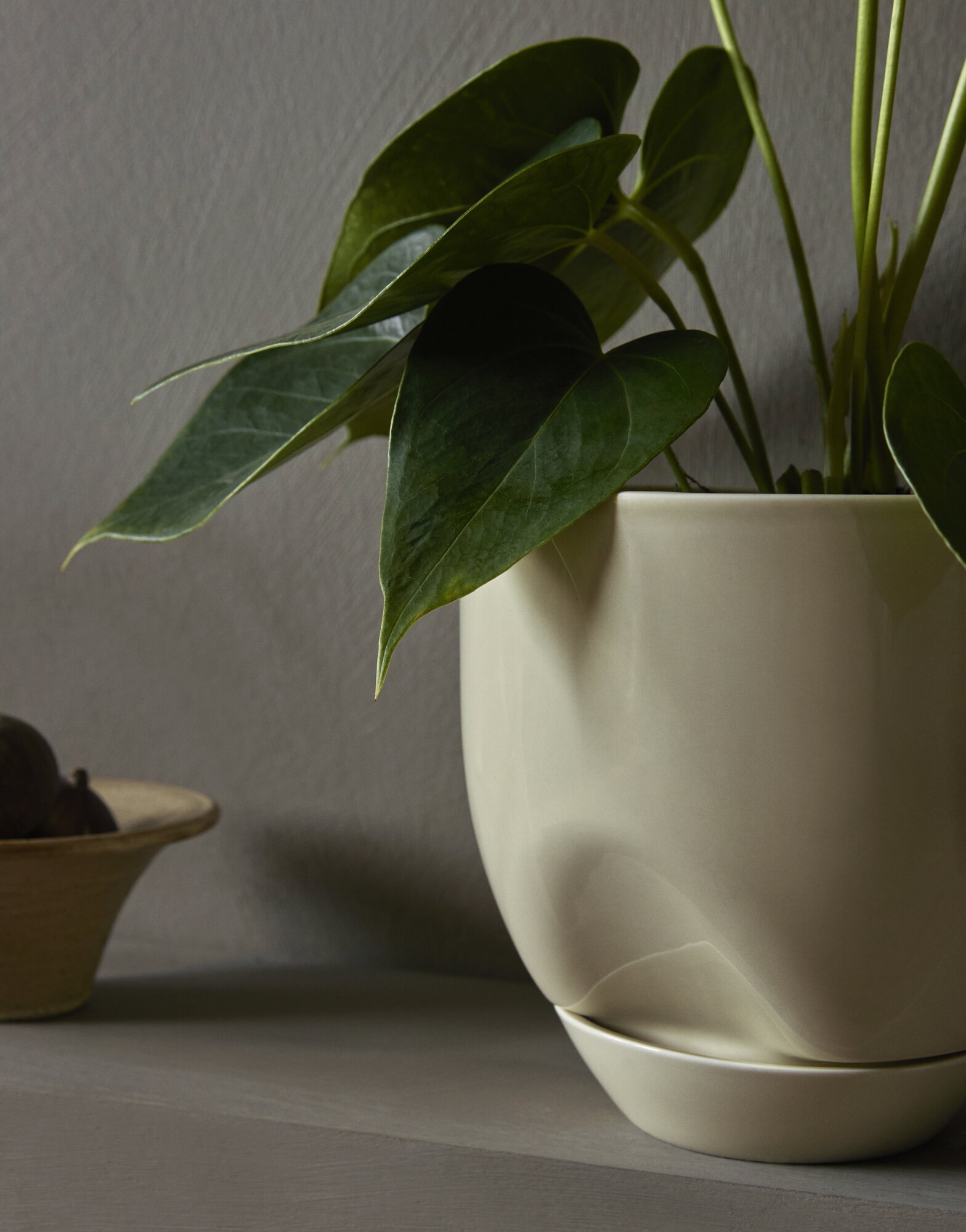 Audo Copenhagen Hydrous planter, 20 cm, ashen | Finnish Design Shop