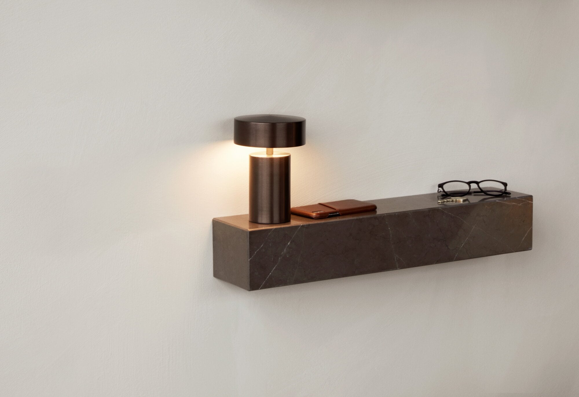 Audo Copenhagen Plinth estante, mármol Kendzo gris | Finnish Design Shop