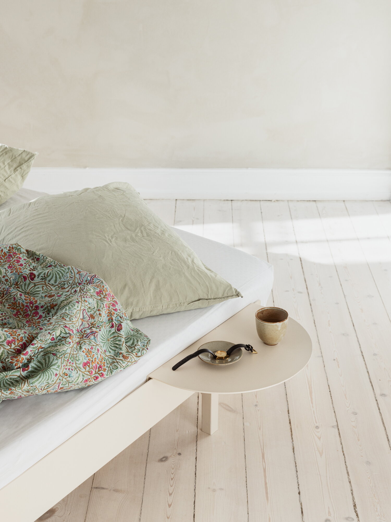 Moebe Bed, high, 90-180 cm, sand | Finnish Design Shop