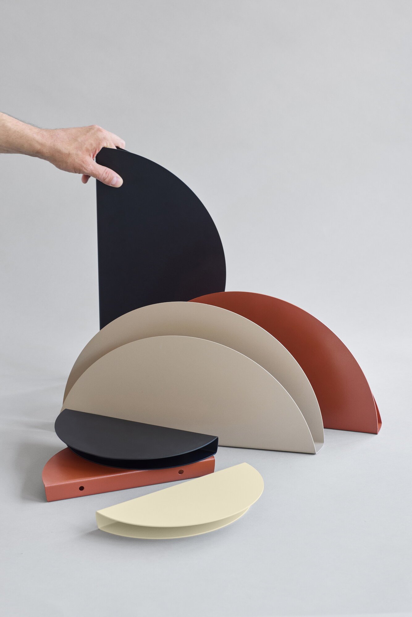 Moebe Half Moon hylly, iso, musta | Finnish Design Shop