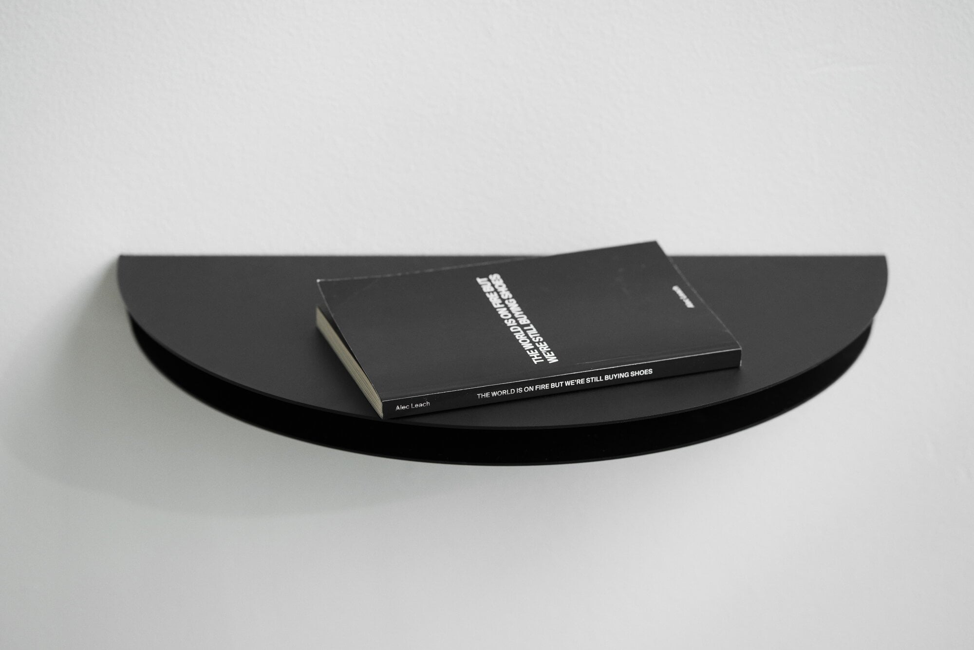 Moebe Half Moon hylly, iso, musta | Finnish Design Shop