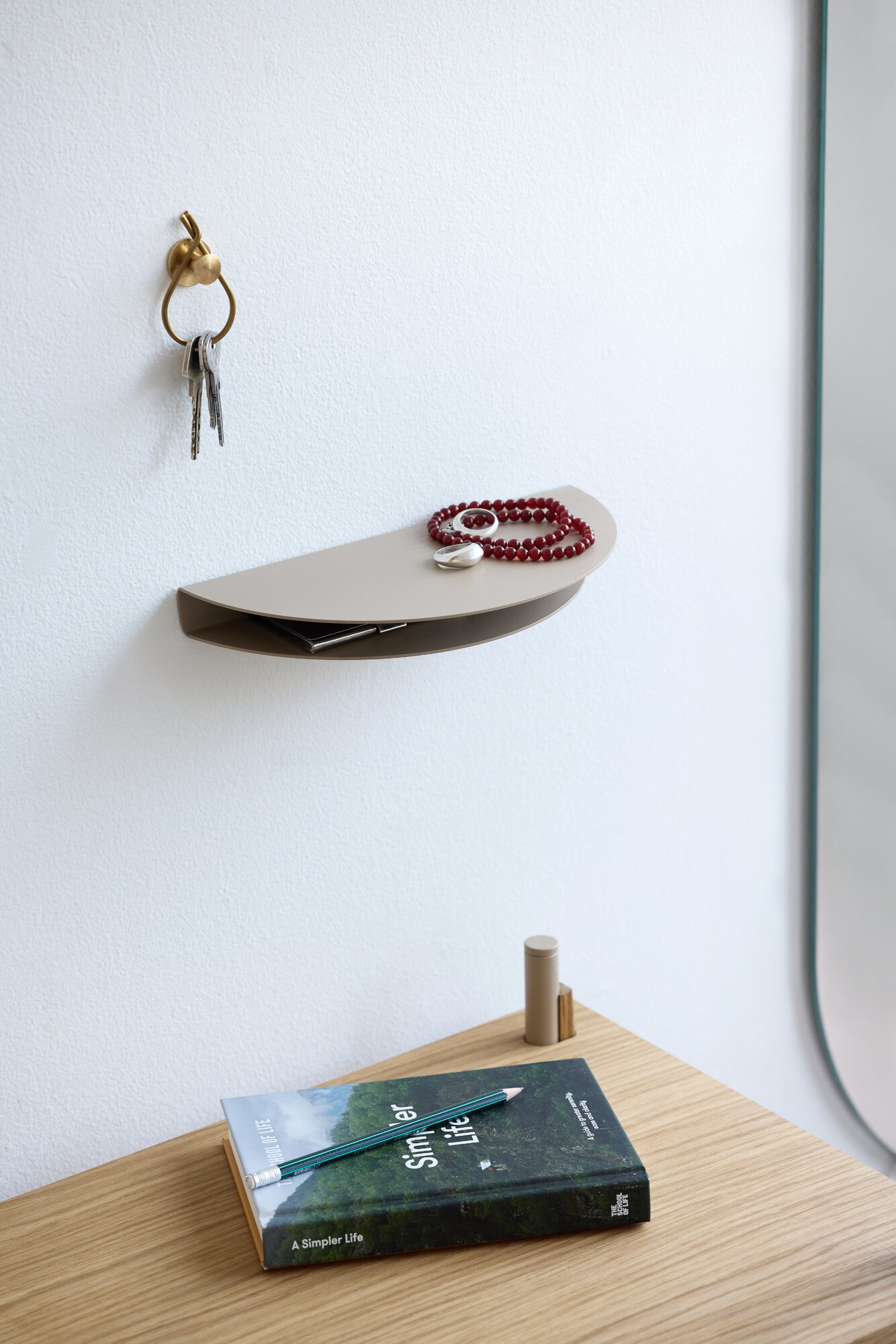 Moebe Half Moon hylly, iso, lämmin harmaa | Finnish Design Shop