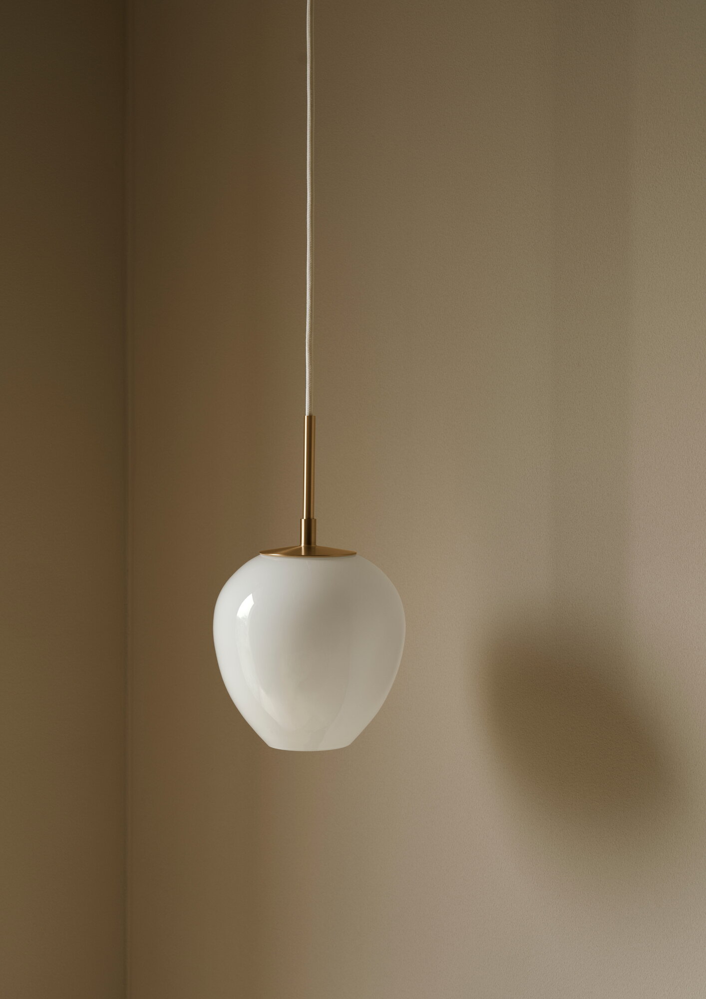 Carl Hansen & Søn MT221-D170 Tulip pendant, 17 cm, brass - opal white ...