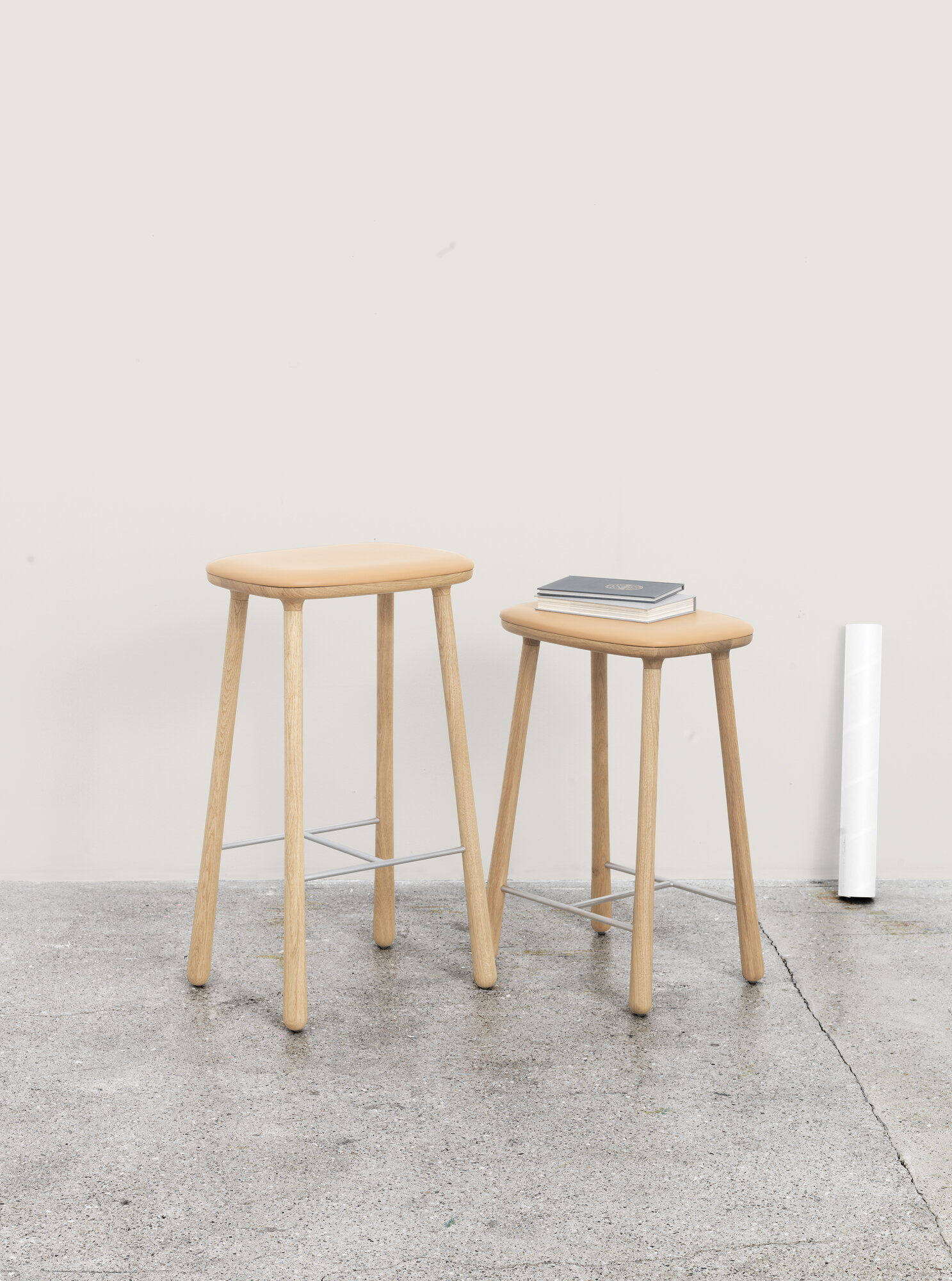 Møbel Copenhagen Cuba counter stool, 66 cm, oiled oak - sand leather ...