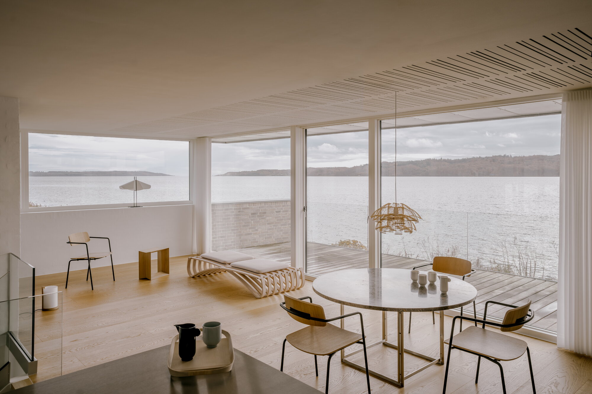 Motarasu Cho floor lamp, white - black | Finnish Design Shop