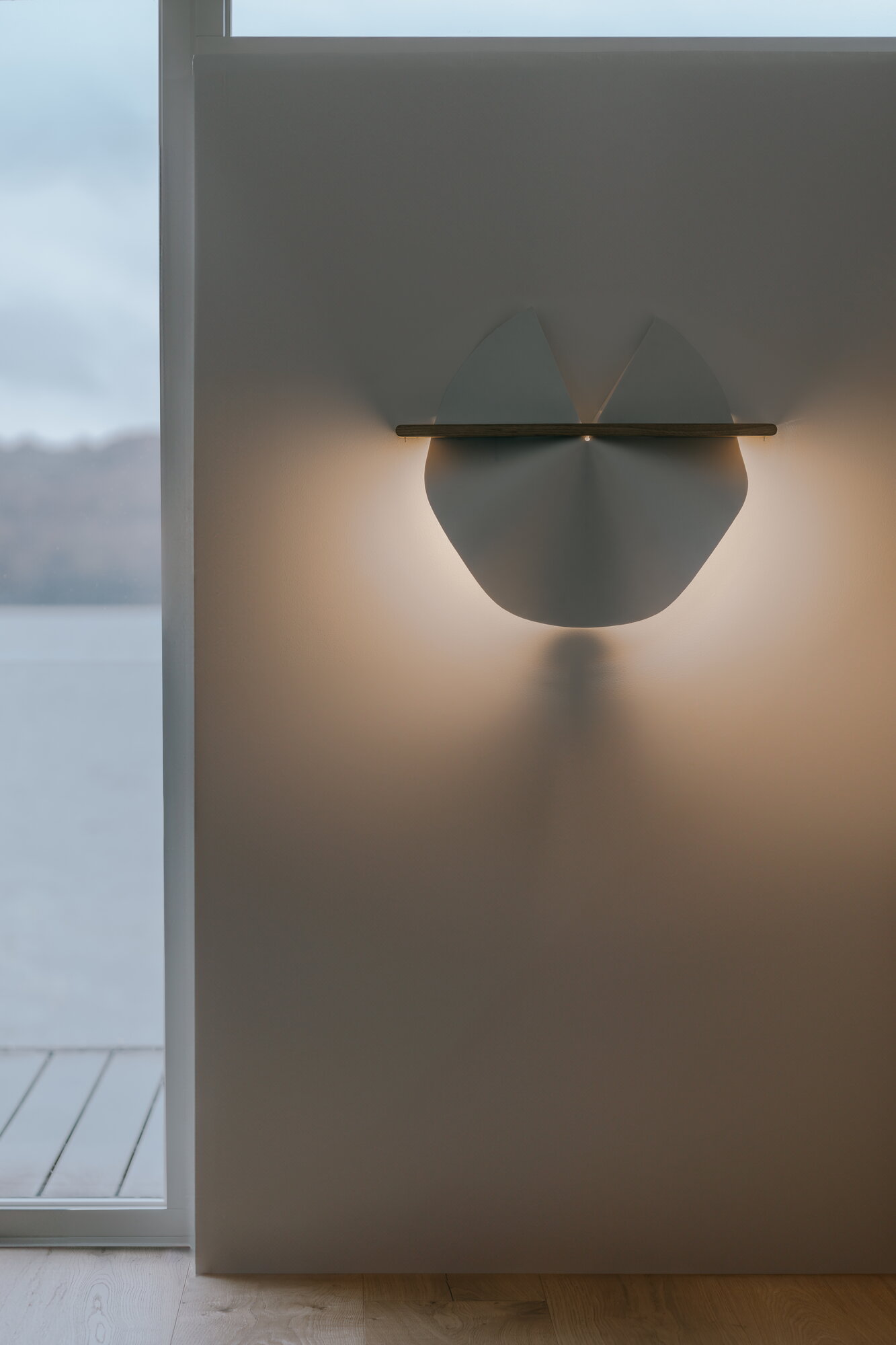 Motarasu Dawn wall lamp, white - oiled oak | Finnish Design Shop