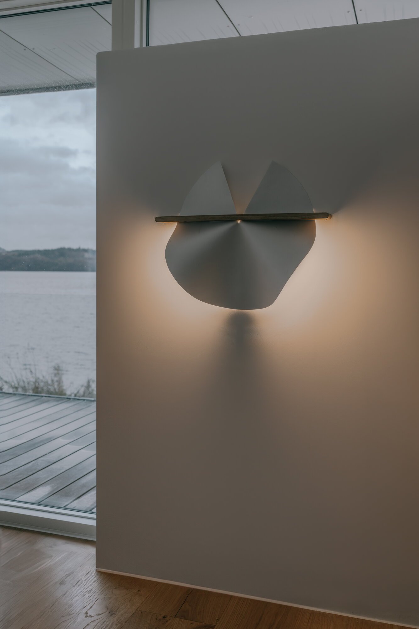 Motarasu Dawn wall lamp, white - oiled oak | Finnish Design Shop