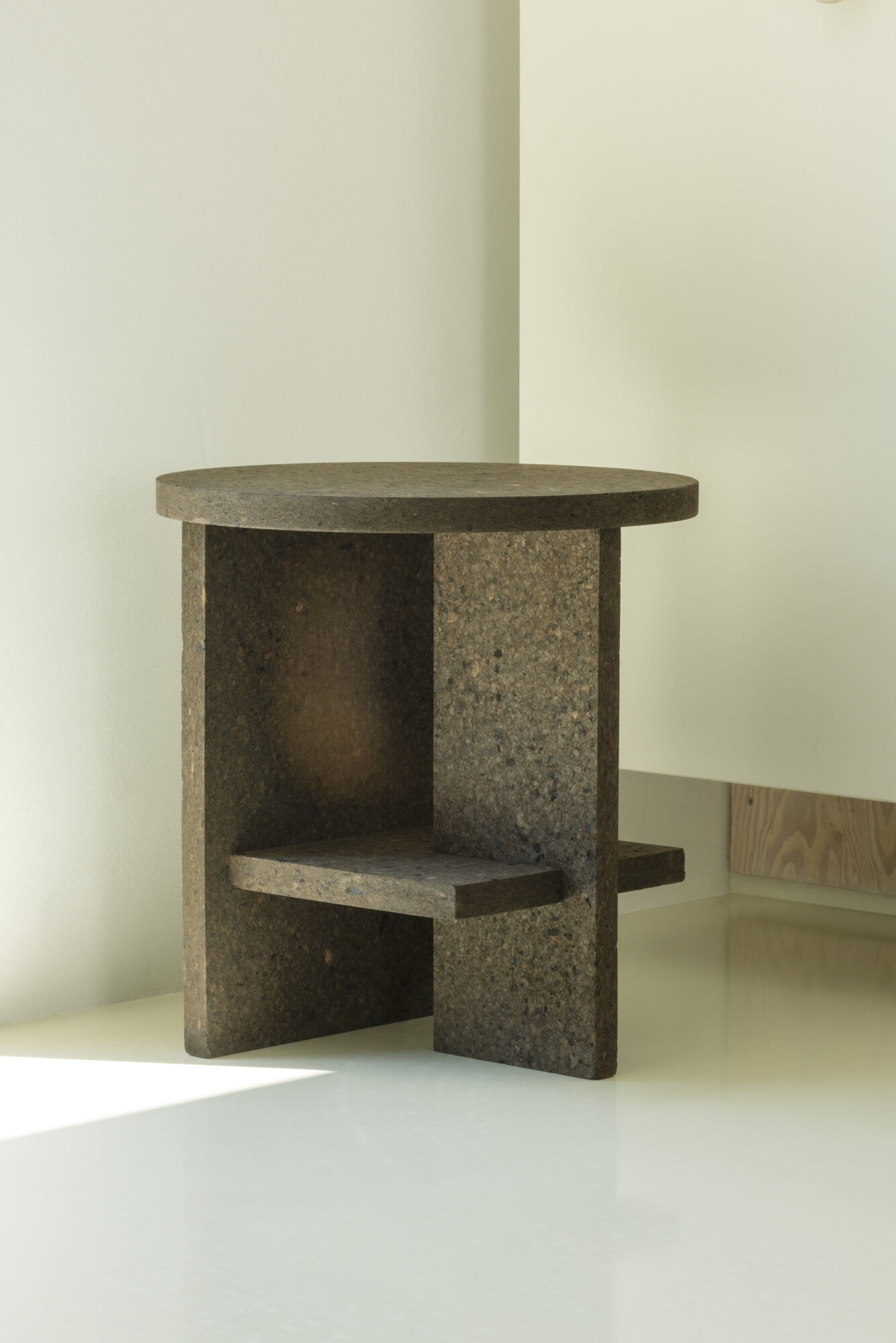 Nine Tee side table, round, smoked cork | Finnish Design Shop