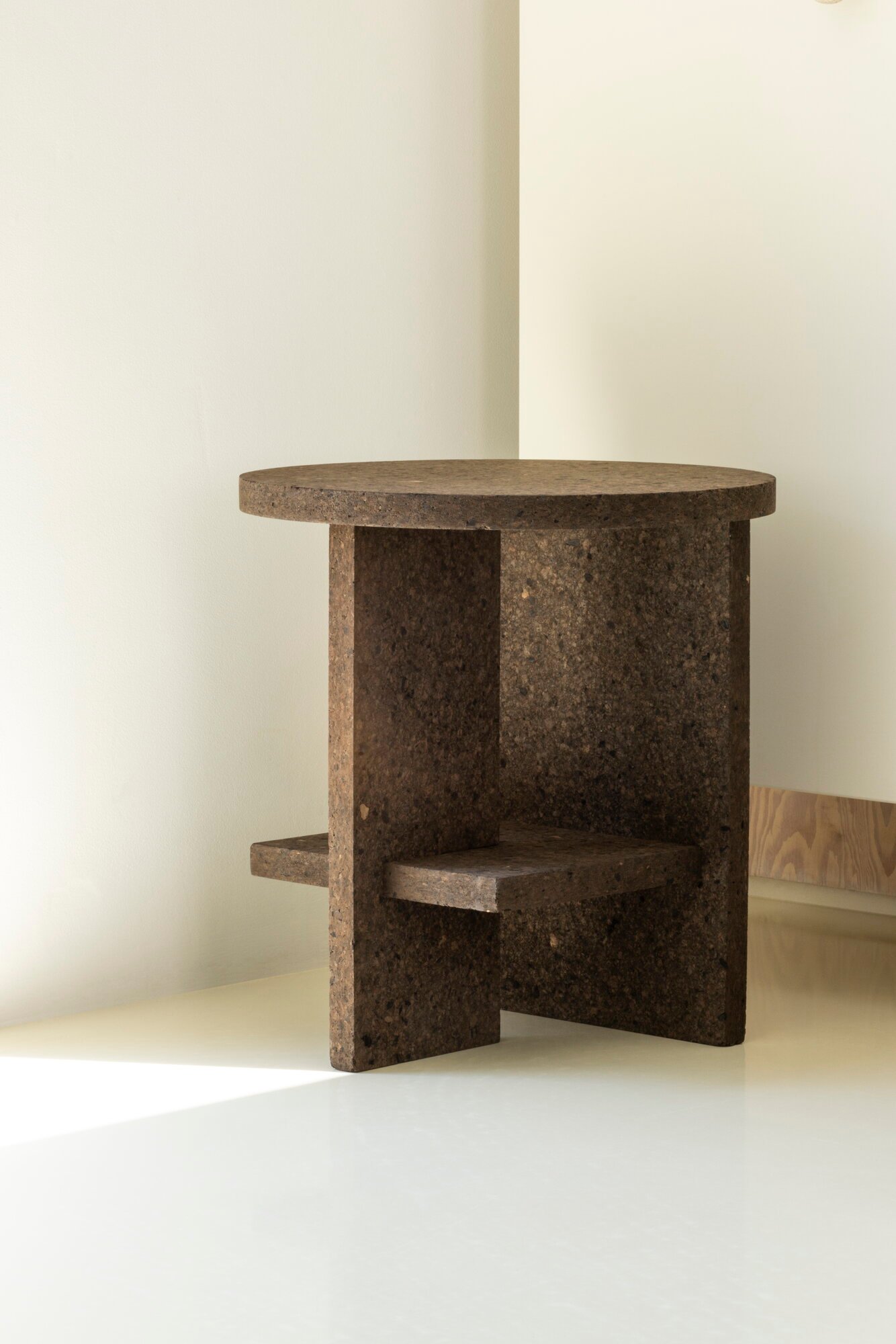 Nine Tee side table, round, smoked cork | Finnish Design Shop
