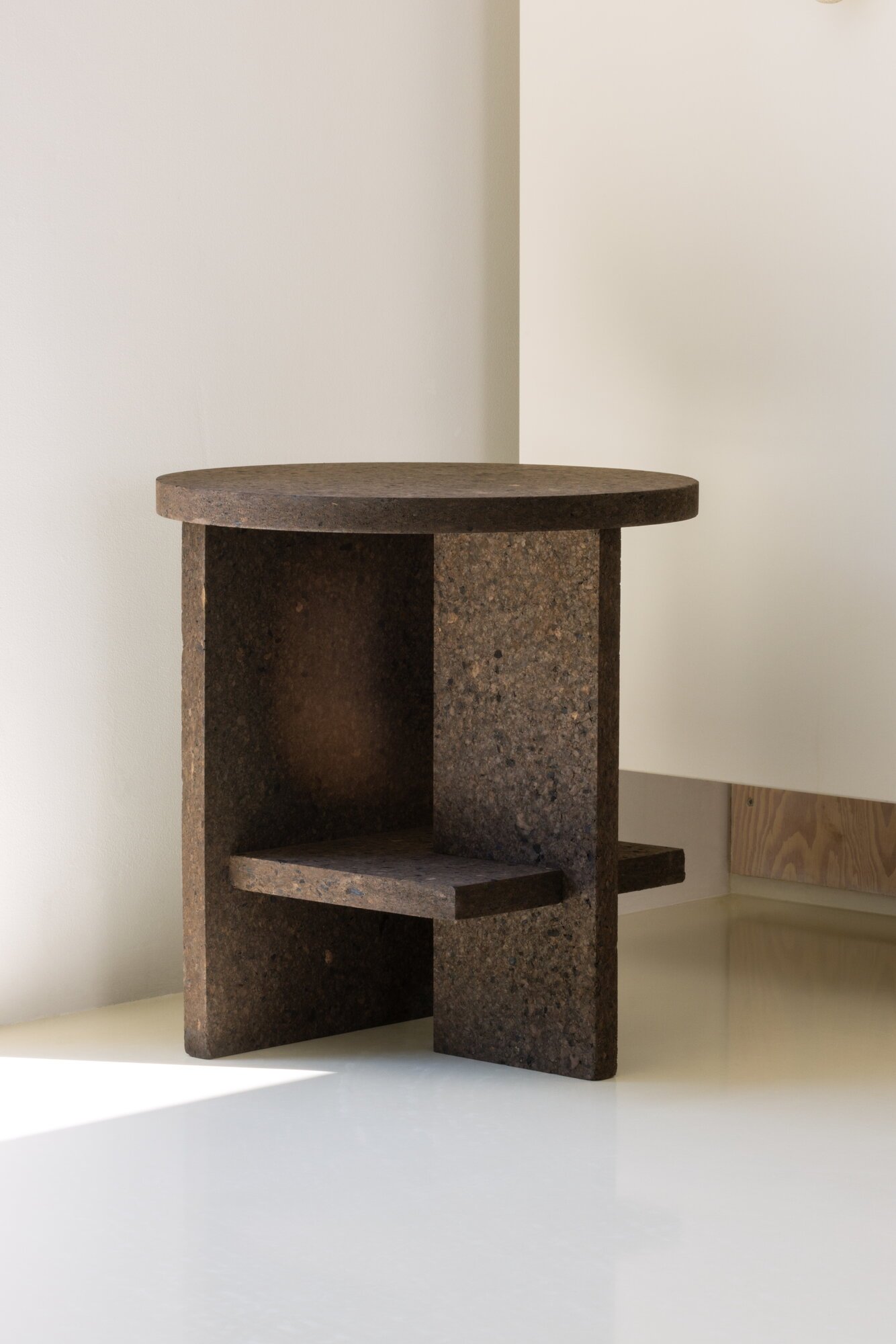 Nine Tee side table, round, smoked cork | Finnish Design Shop