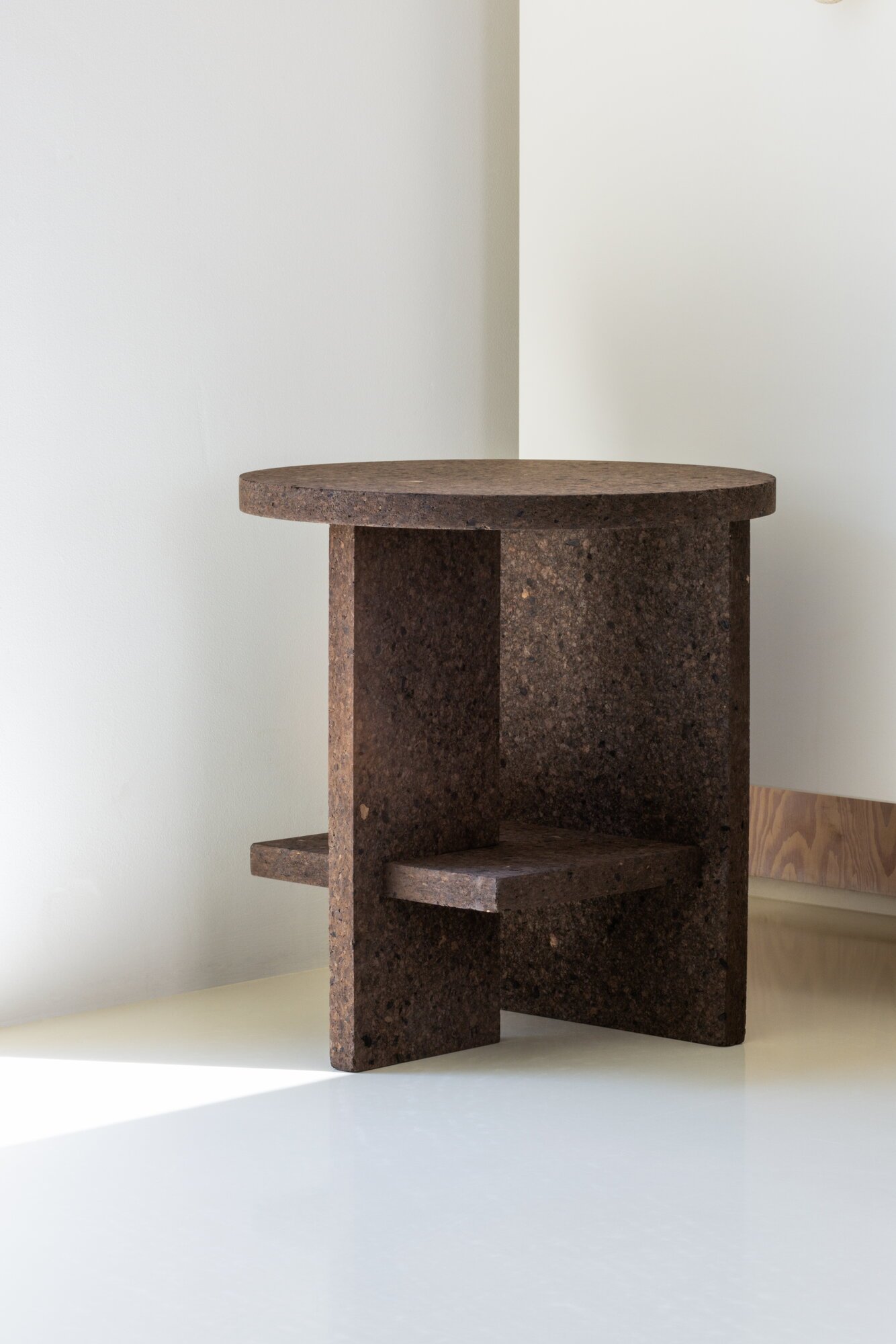 Nine Tee side table, round, smoked cork | Finnish Design Shop