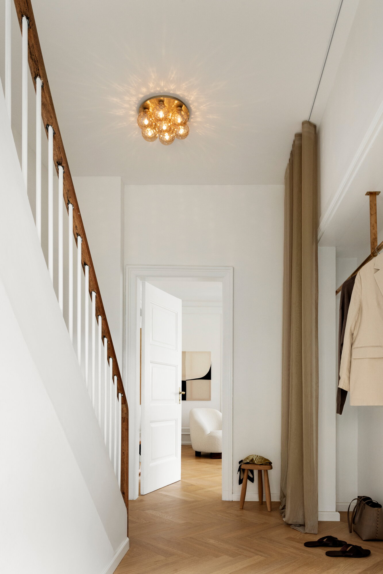 Nuura Apiales 7 Plafond ceiling lamp, brushed brass - optic gold ...